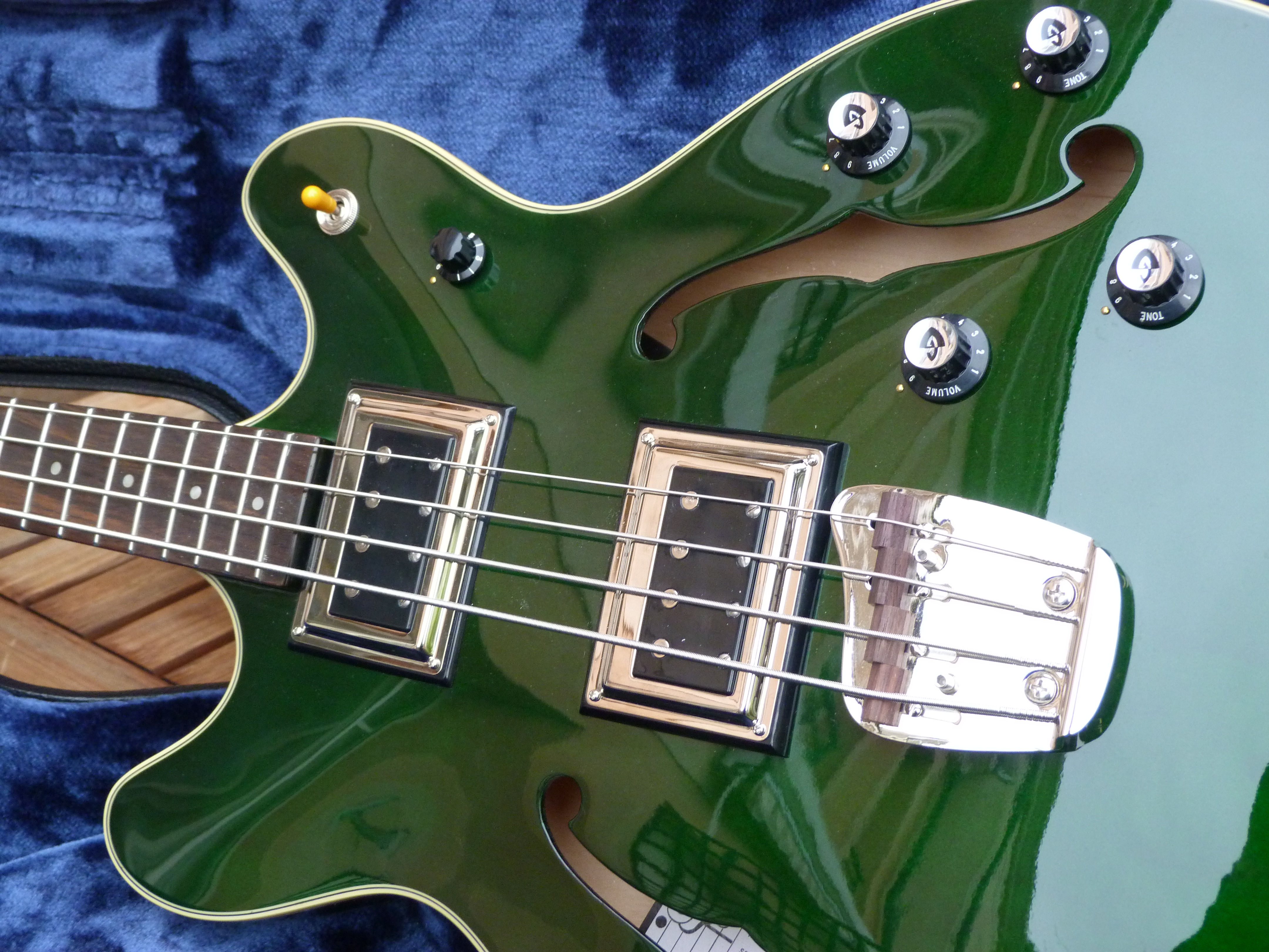 Starfire Bass II Flamed Maple Guild - Audiofanzine