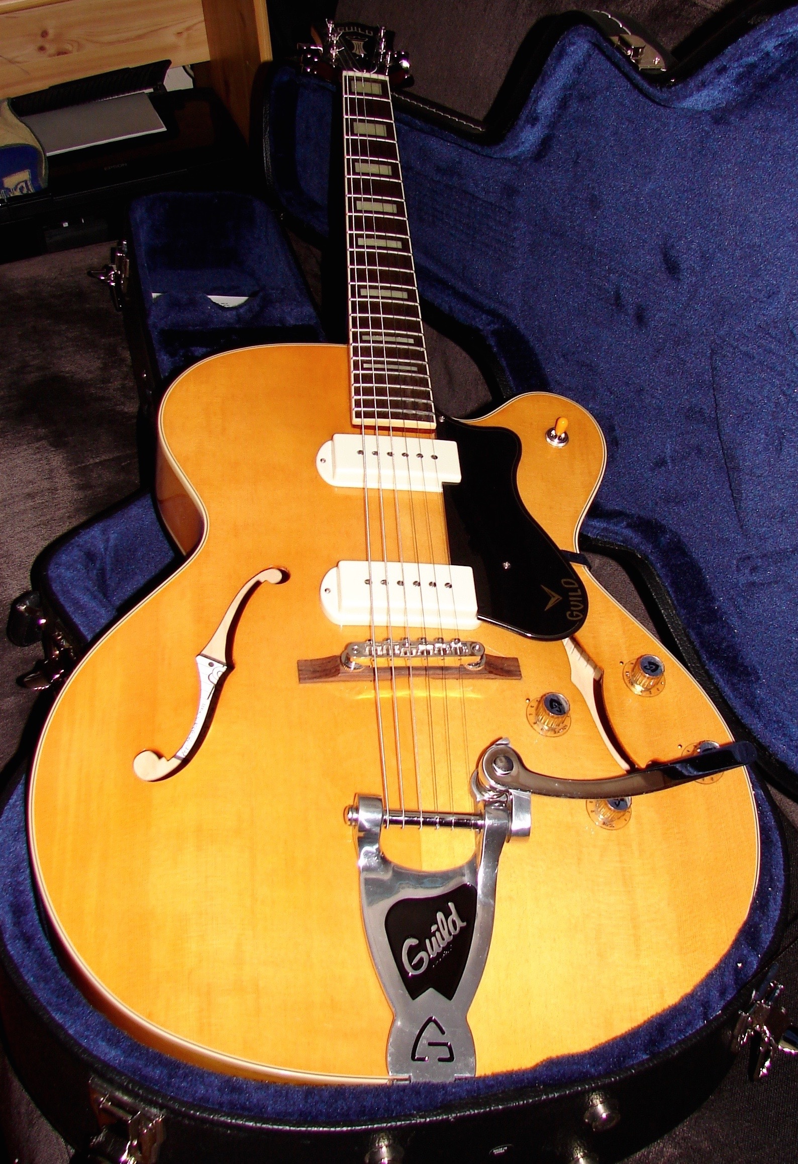 X-175 Manhattan - Antique Burst Guild - Audiofanzine