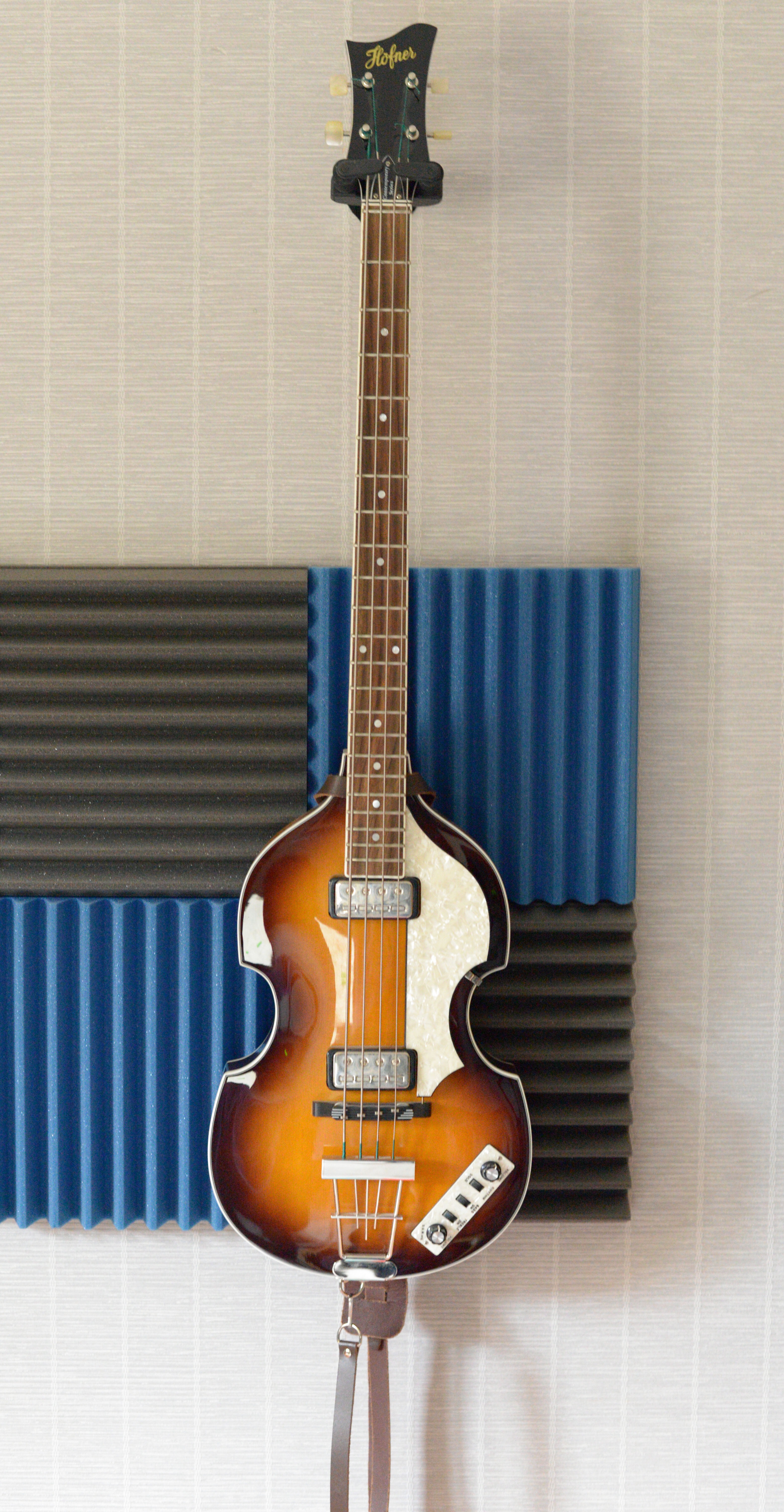 Contemporary Violin Cavern - Sunburst Hofner Guitars - Audiofanzine