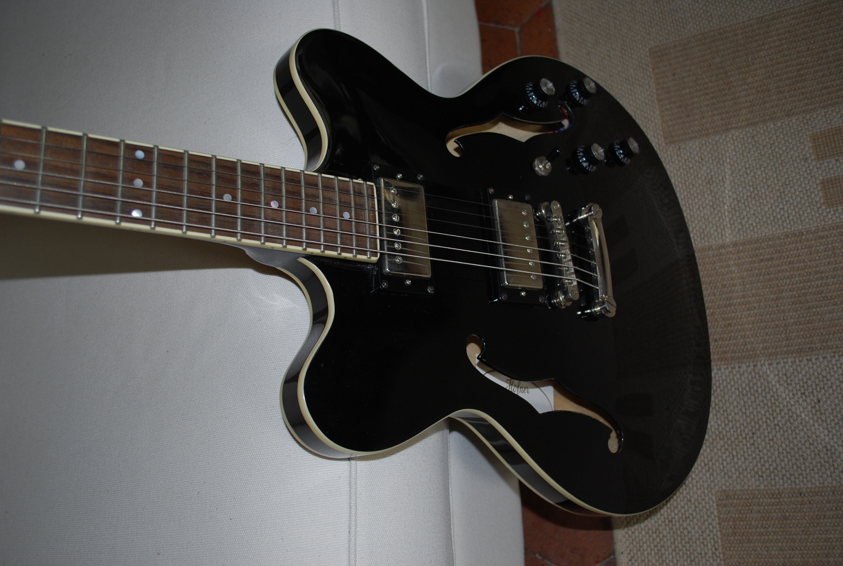 Verythin CT - Antique Brown Sunburst Hofner Guitars - Audiofanzine