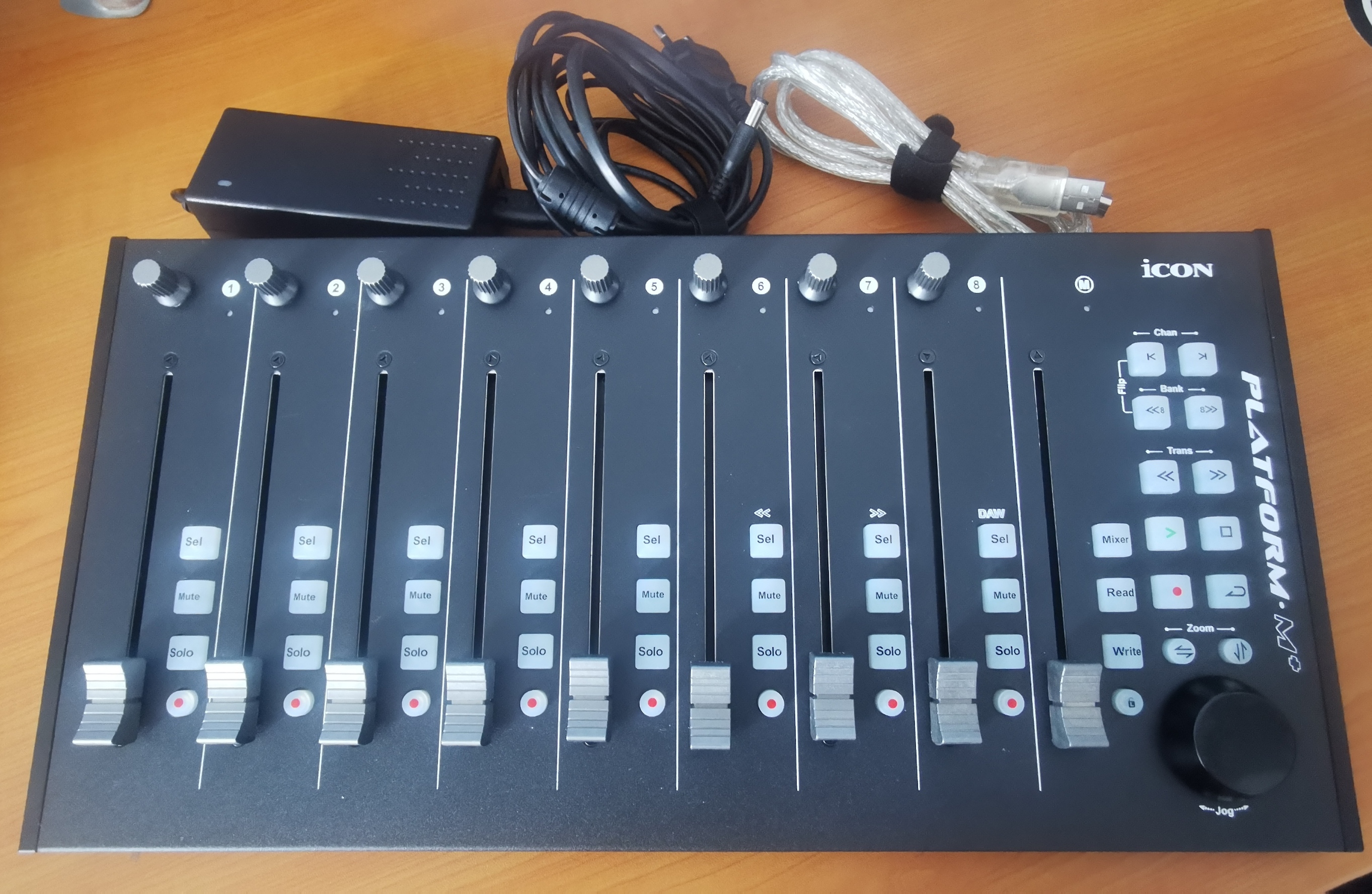 Platform M+ - iCon Platform M+ - Audiofanzine