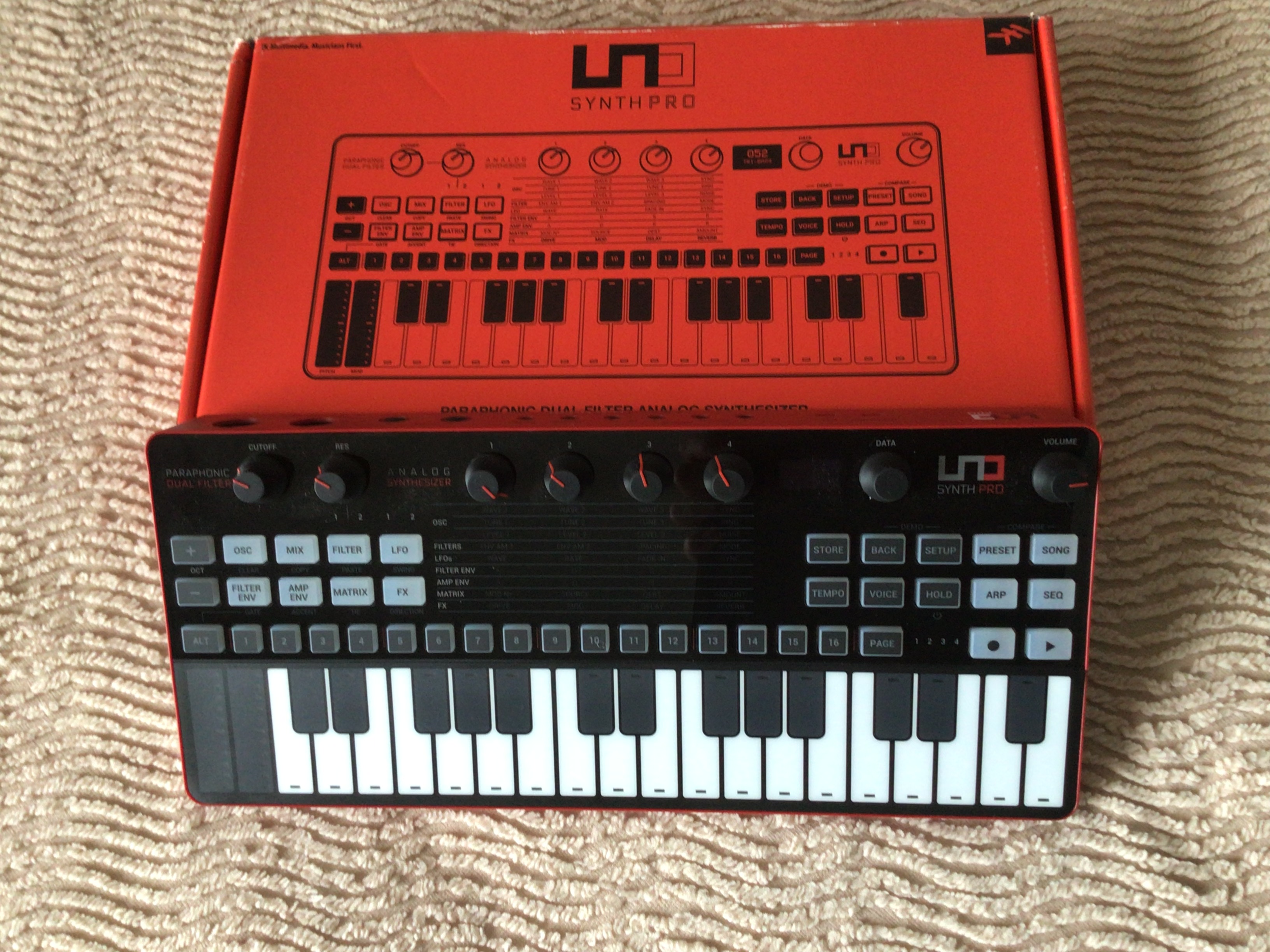 Uno Synth Pro Desktop - IK Multimedia Uno Synth Pro Desktop - Audiofanzine