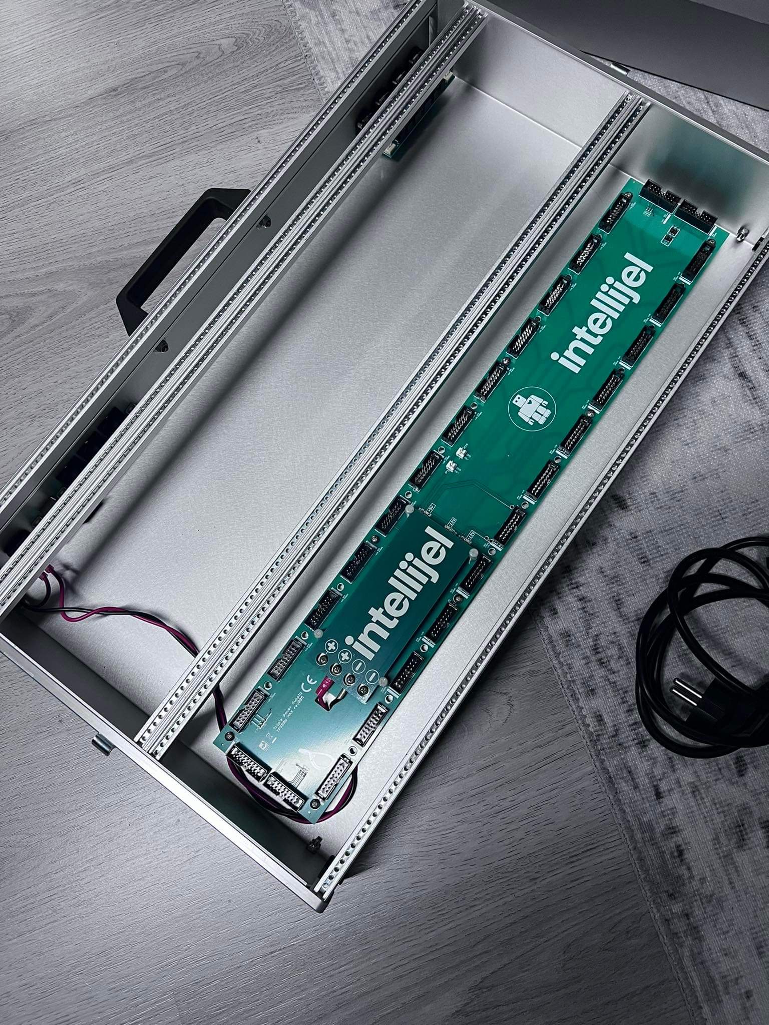 7U case - Intellijel Designs 7U case - Audiofanzine