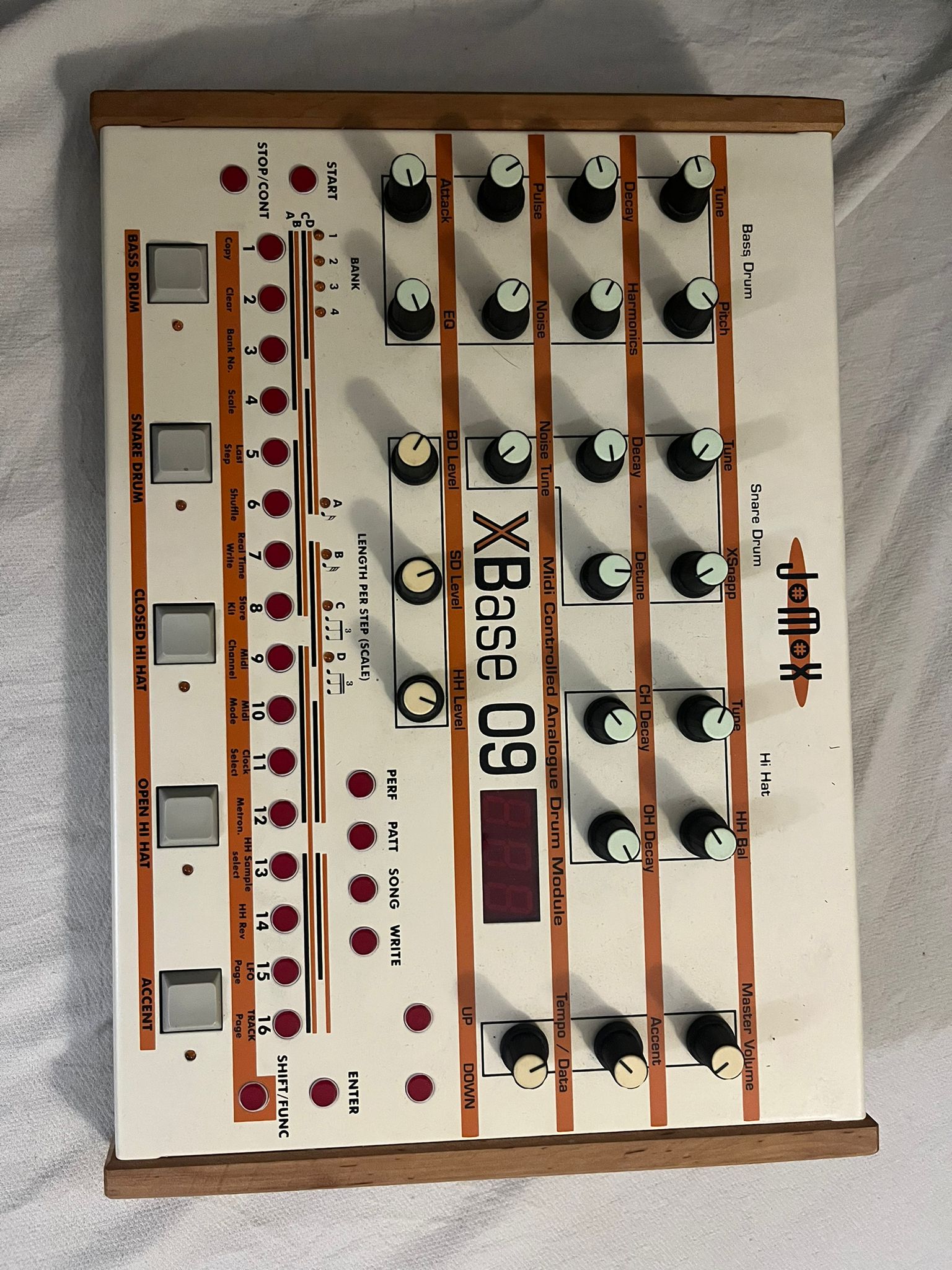 XBase 09 - JoMoX XBase 09 - Audiofanzine