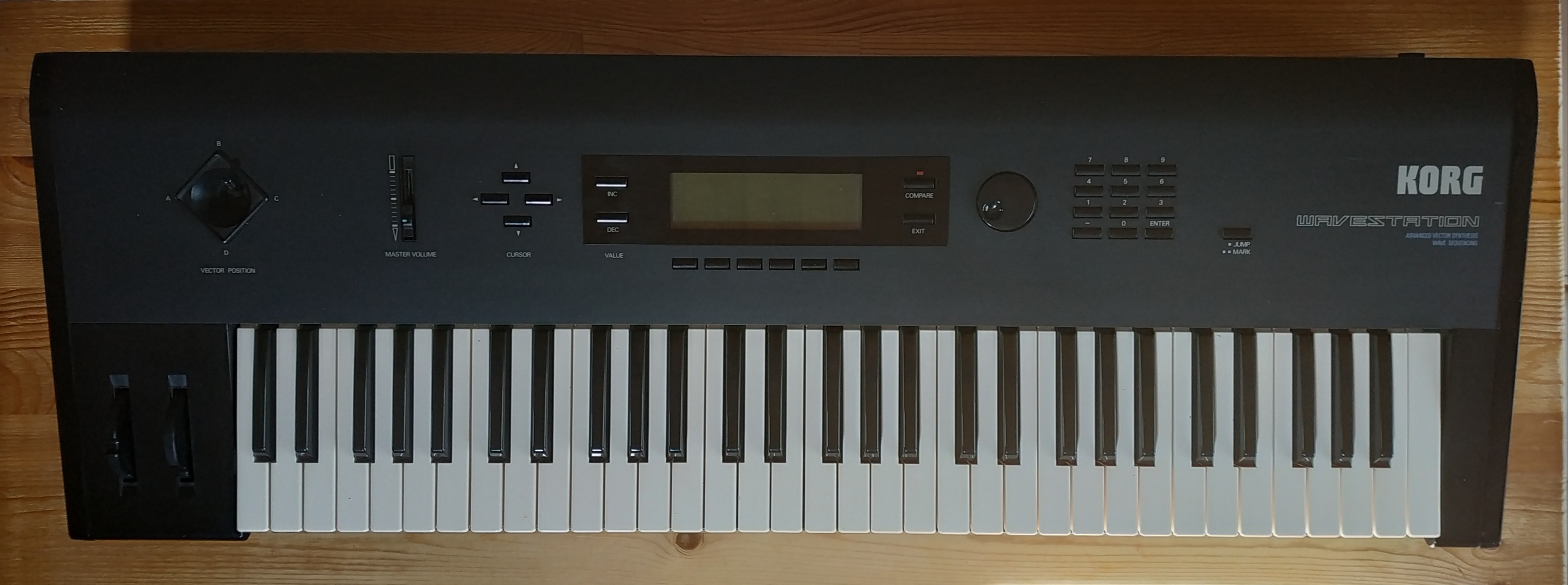 Vends synthe Korg Wavestation (Pays de la Loire) - Audiofanzine
