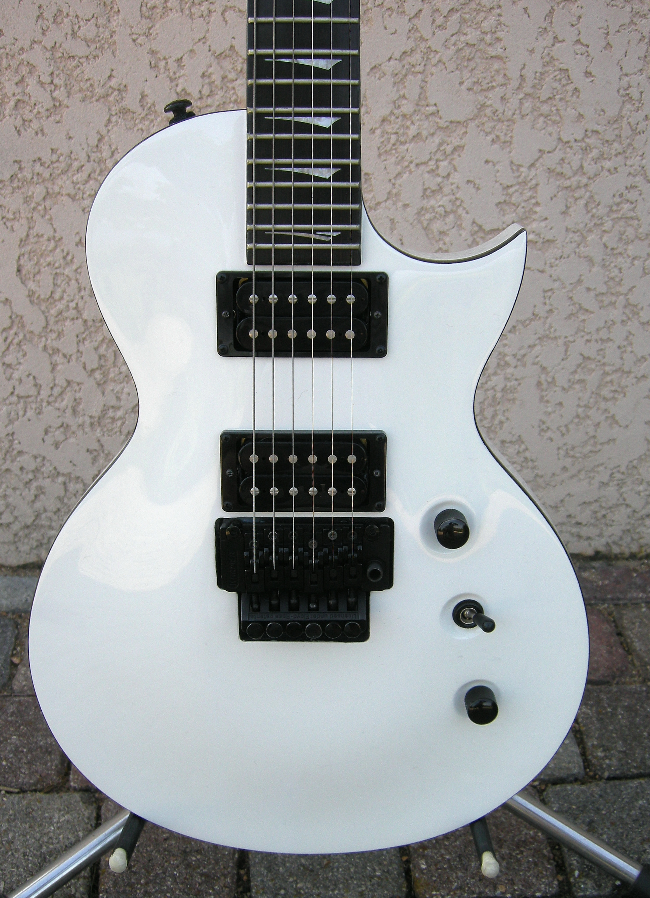 Assault 220 - Alpine White w/ Floyd Rose Kramer - Audiofanzine