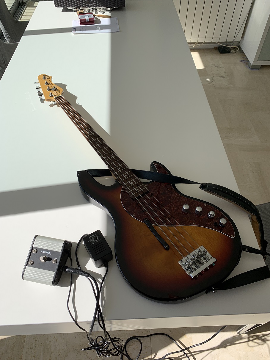Variax Bass 700 - Line 6 Variax Bass 700 - Audiofanzine