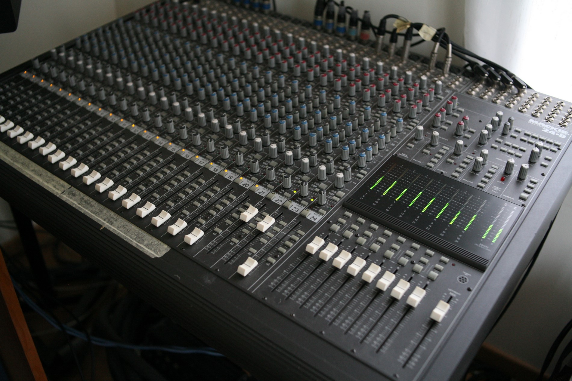 8 Bus Series 24/8/2 - Mackie 8 Bus Series 24/8/2 - Audiofanzine