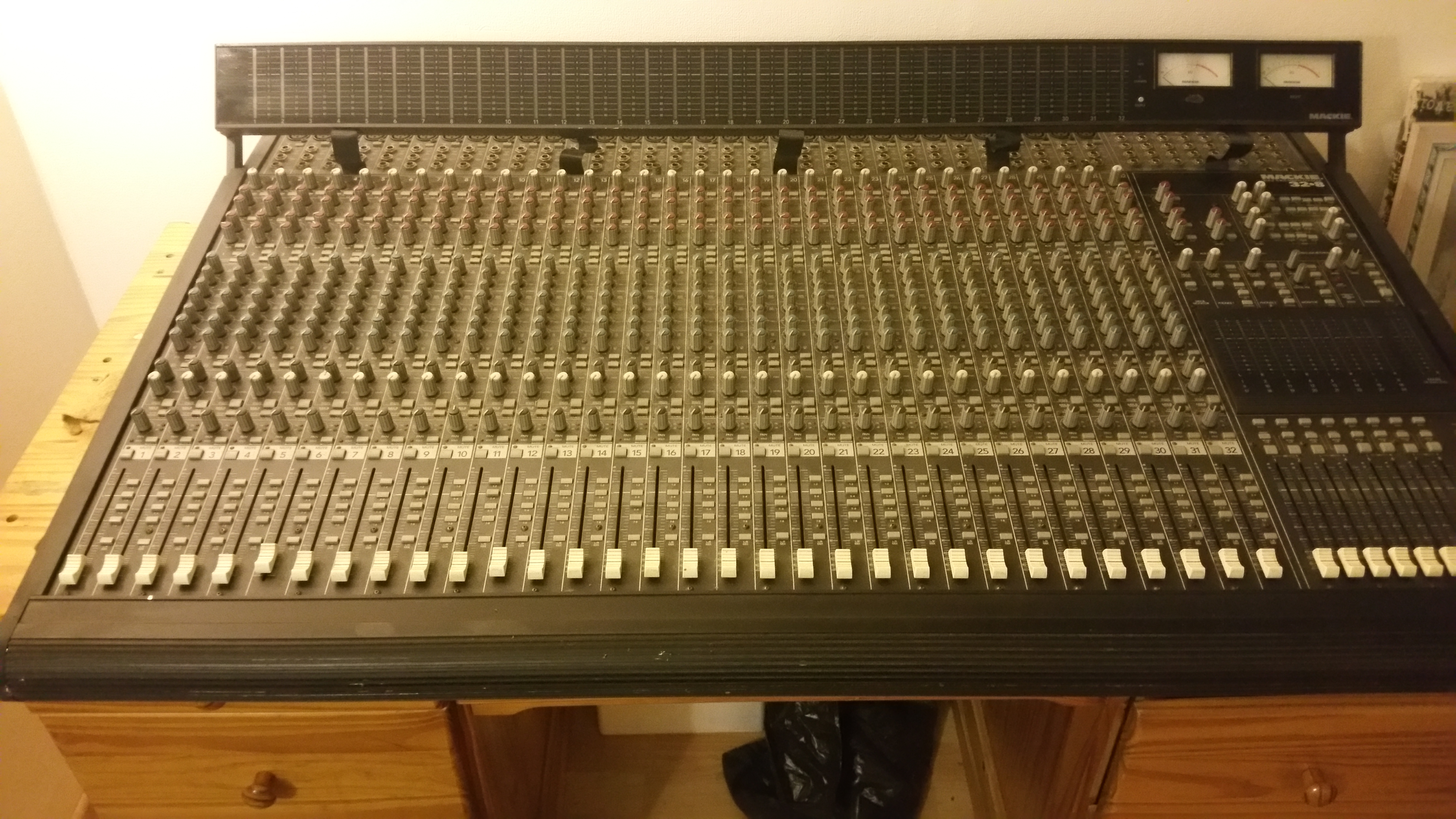 8 BUS SERIES 32/8/2 - Mackie 8 Bus Series 32/8/2 - Audiofanzine