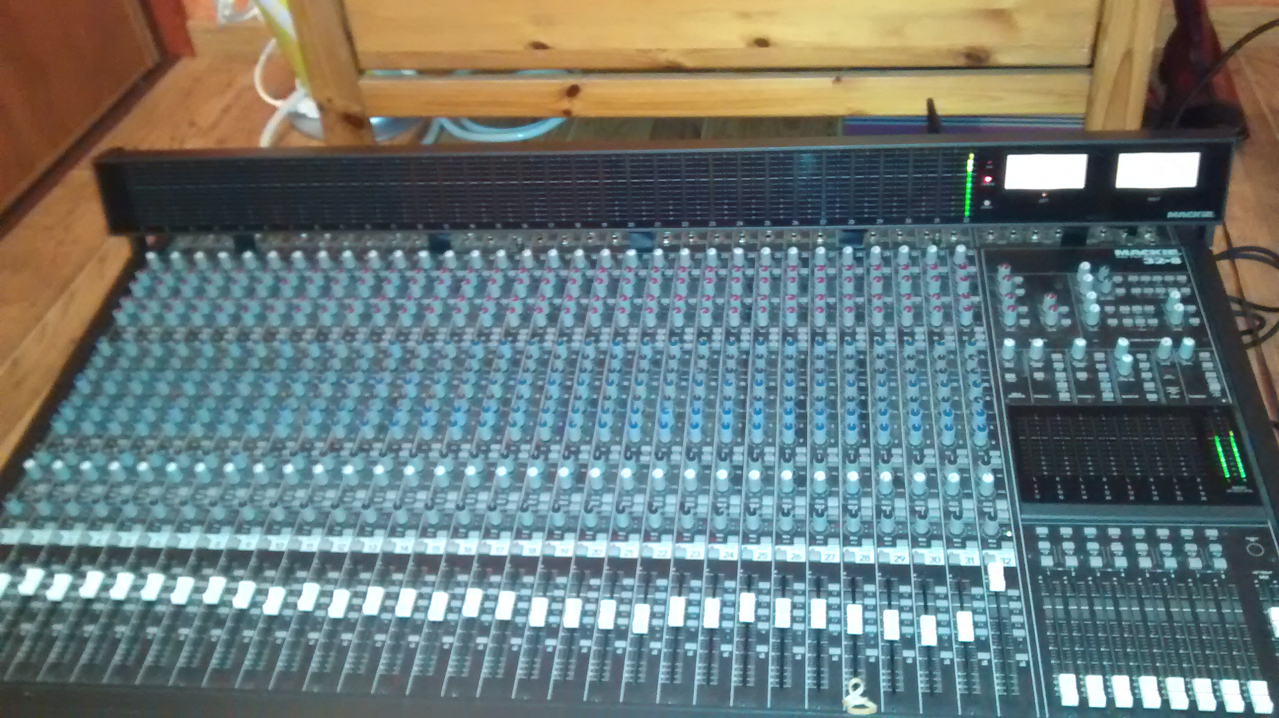 8 BUS SERIES 32/8/2 - Mackie 8 Bus Series 32/8/2 - Audiofanzine