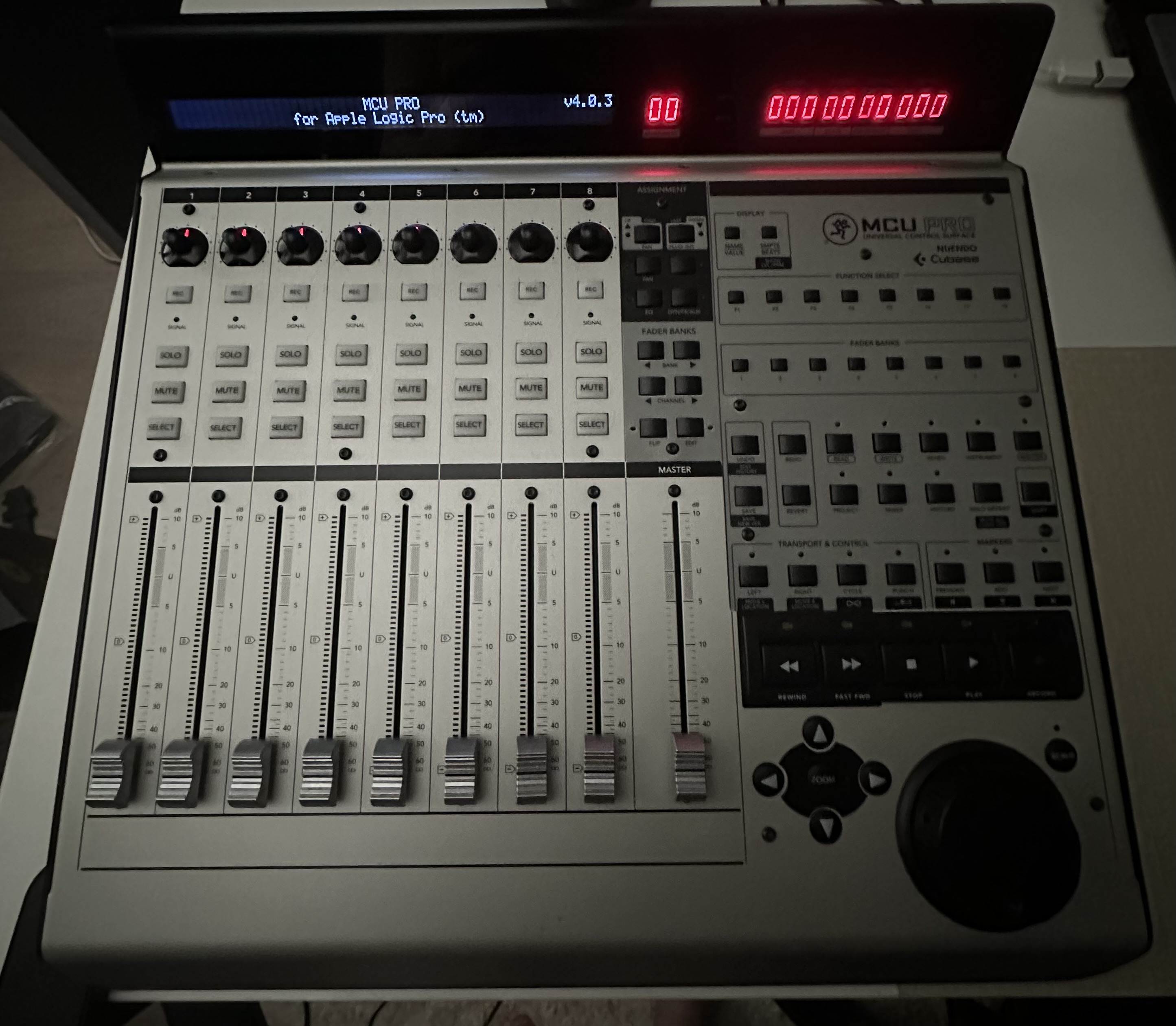 Mackie MCU Pro – Version avec écran OLED (modifiée) (Lorraine ...