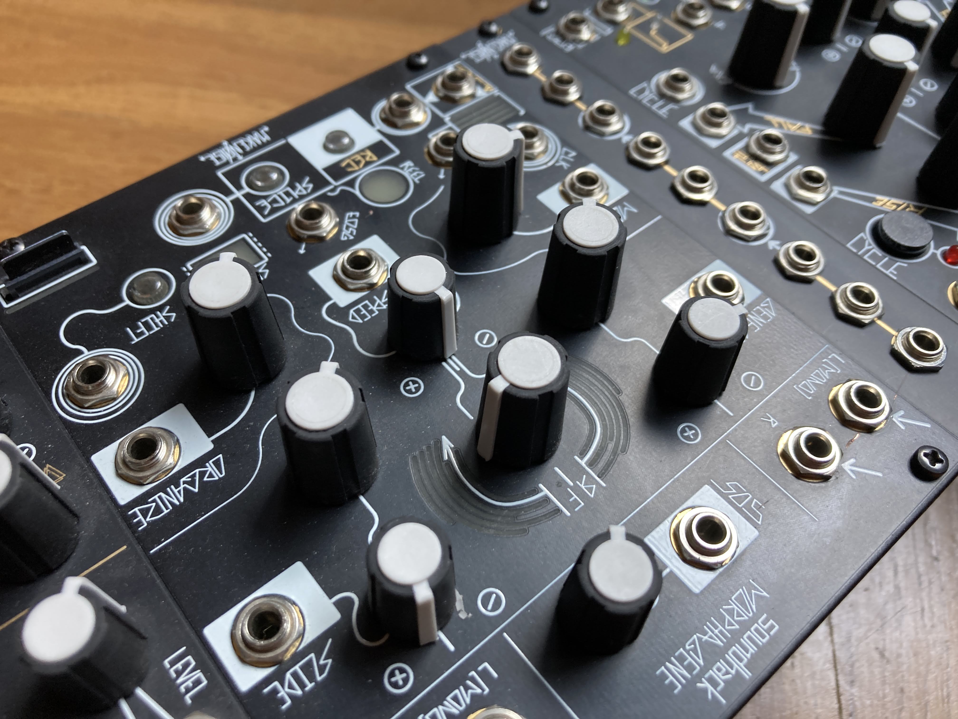 Black & Gold Shared System Make Noise - Audiofanzine