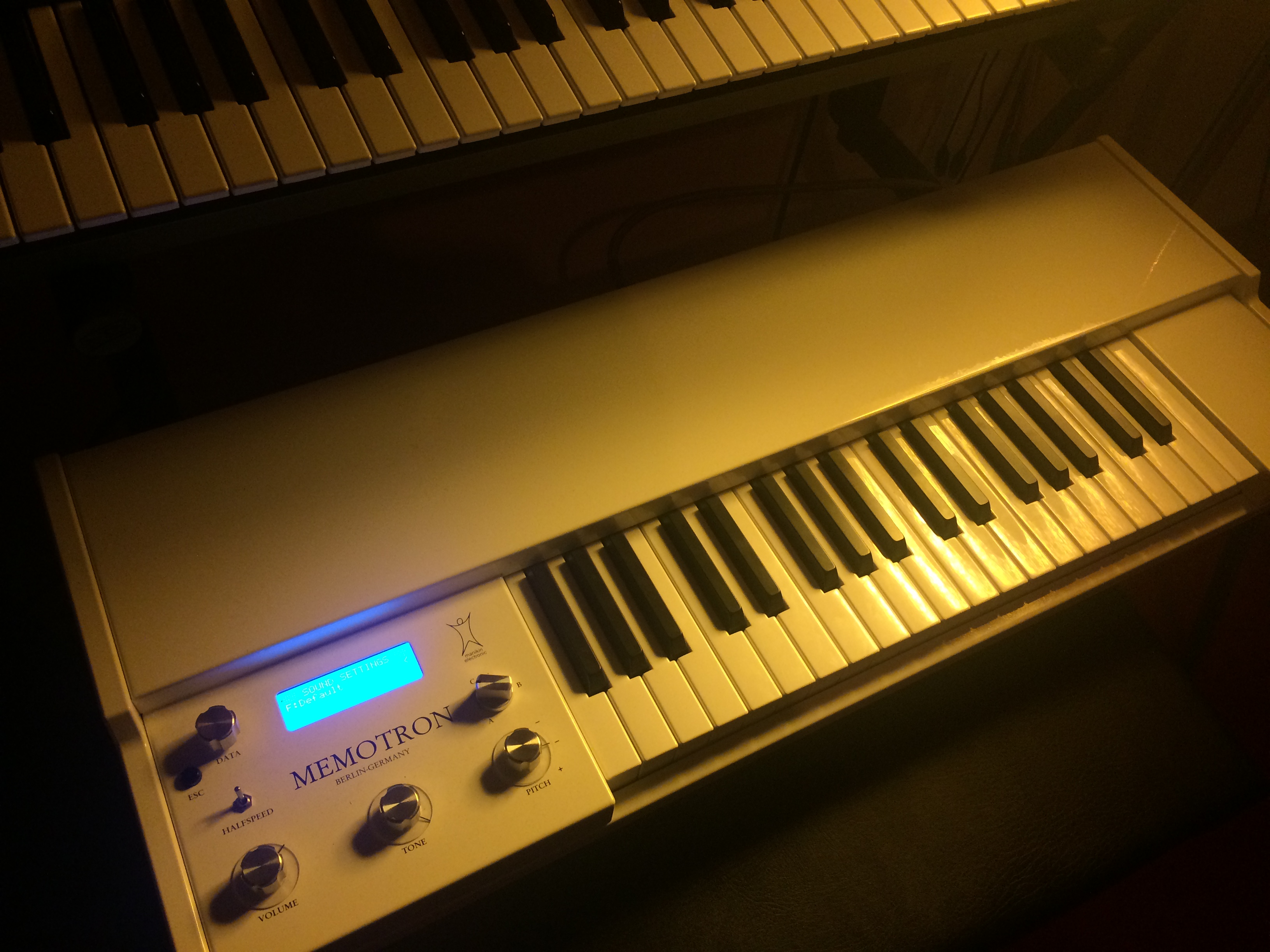 Memotron Keyboard - Manikin Electronic Memotron Keyboard - Audiofanzine