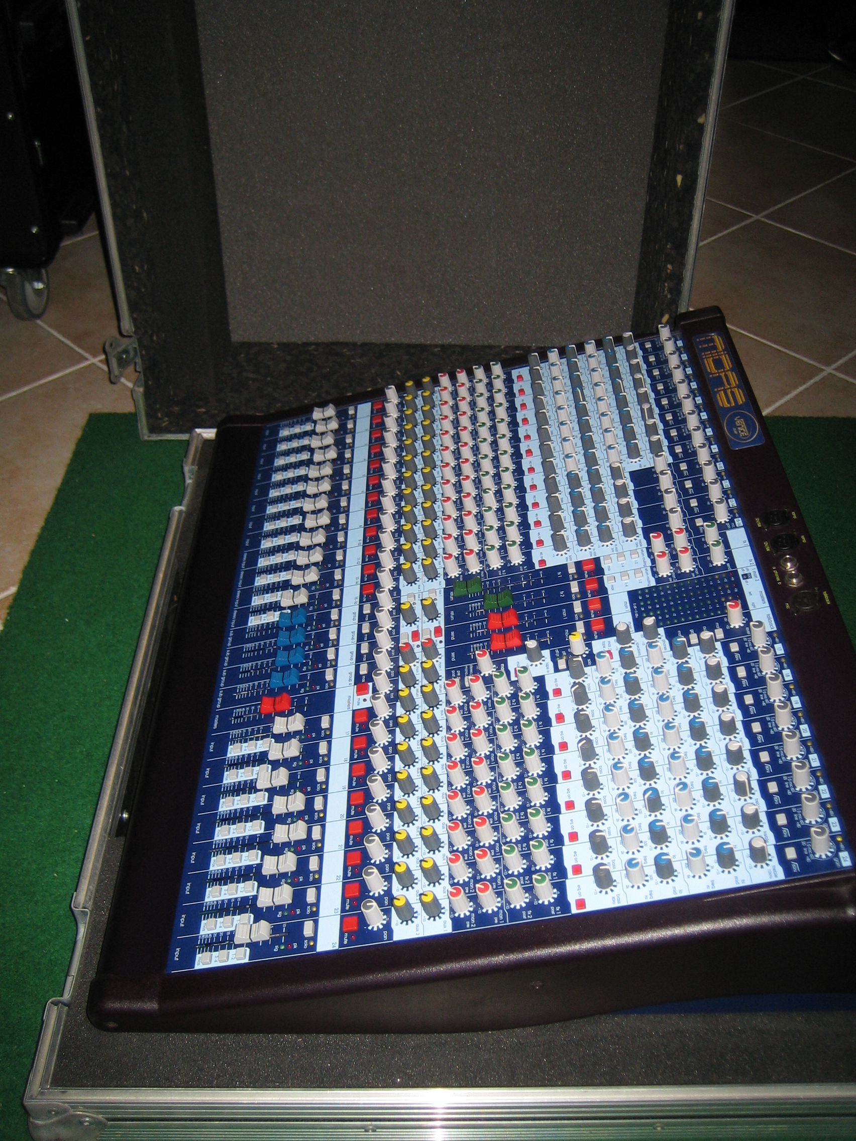 Midas Venice 240 avec périphériques (Centre) - Audiofanzine