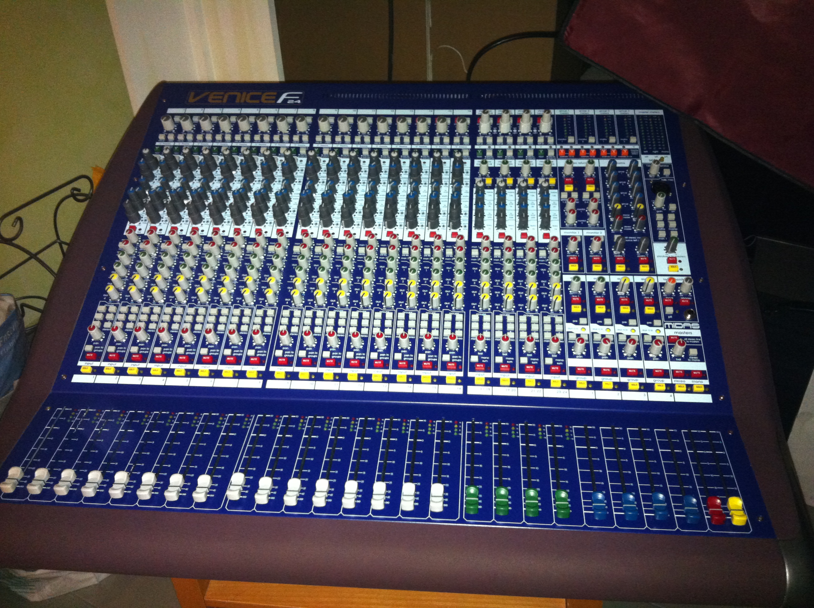 Photo Midas VeniceF VF24 : Midas Venice F24 (#412790) - Audiofanzine