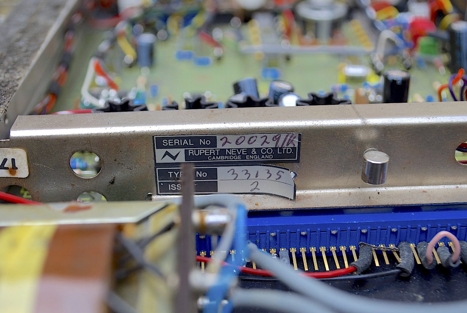 NEVE 33135 racked pair preamp mic/line/Eq +48V PSU - T1801 Marinair ...