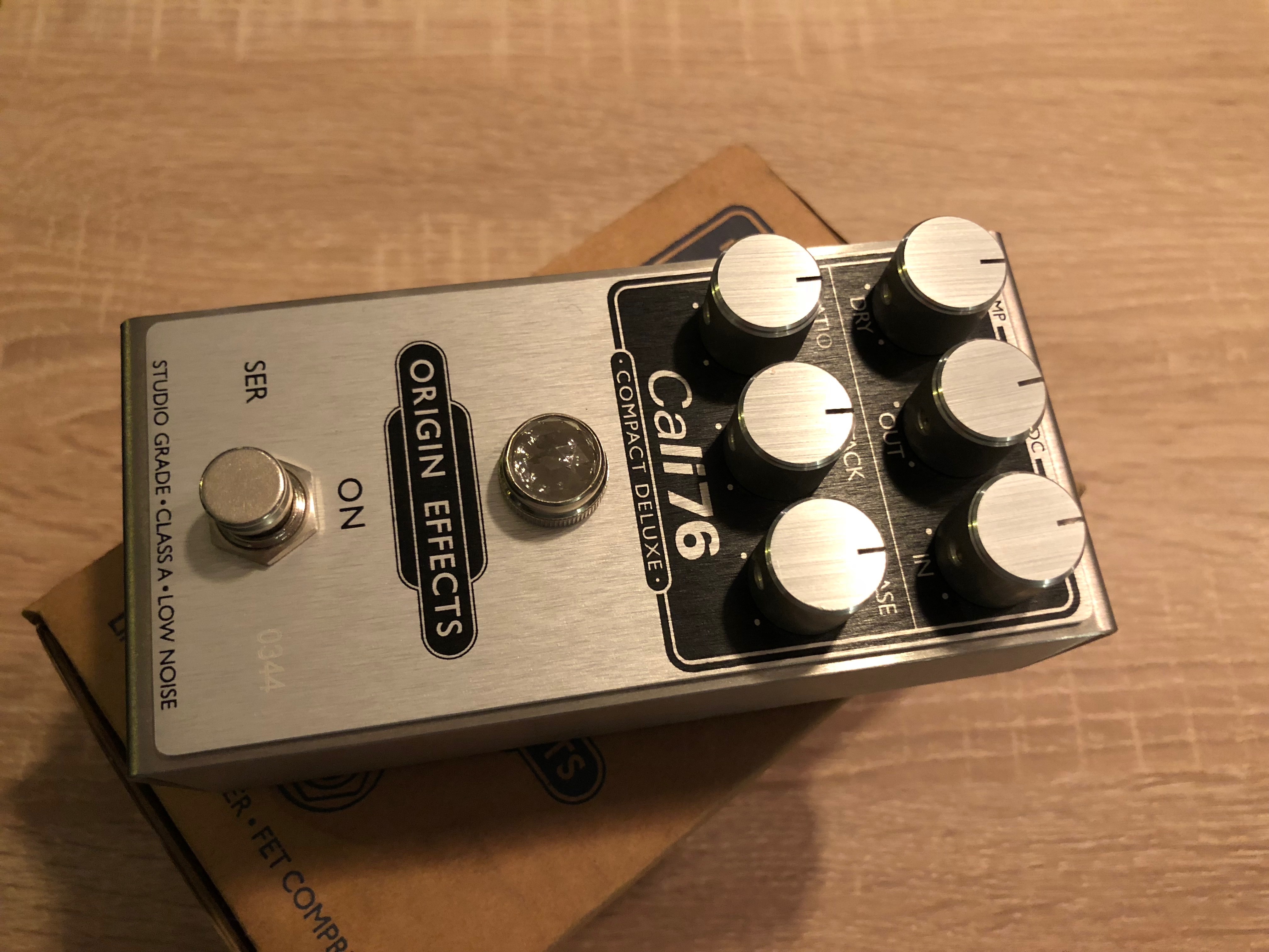 CALI76 COMPACT DELUXE - Origin Effects Cali76 Compact Deluxe - Audiofanzine