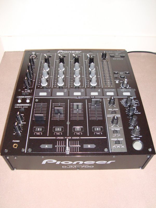 Photo Pioneer DJM-700-S : Pioneer DJM-700 (#42540) - Audiofanzine