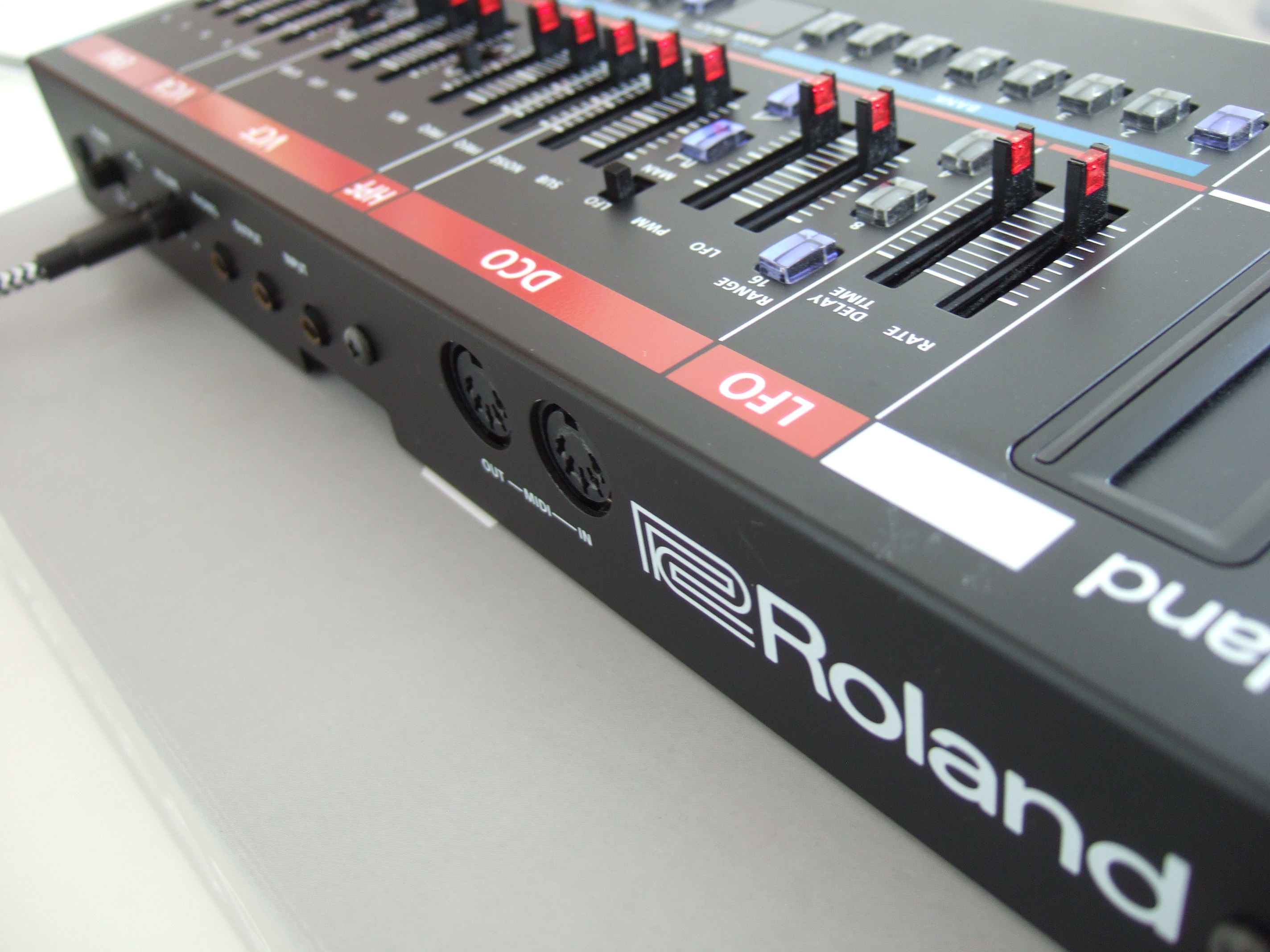 JU-06 - Roland JU-06 - Audiofanzine