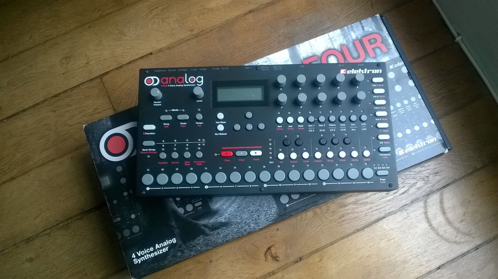 JUNO-6 - Roland JUNO-6 - Audiofanzine