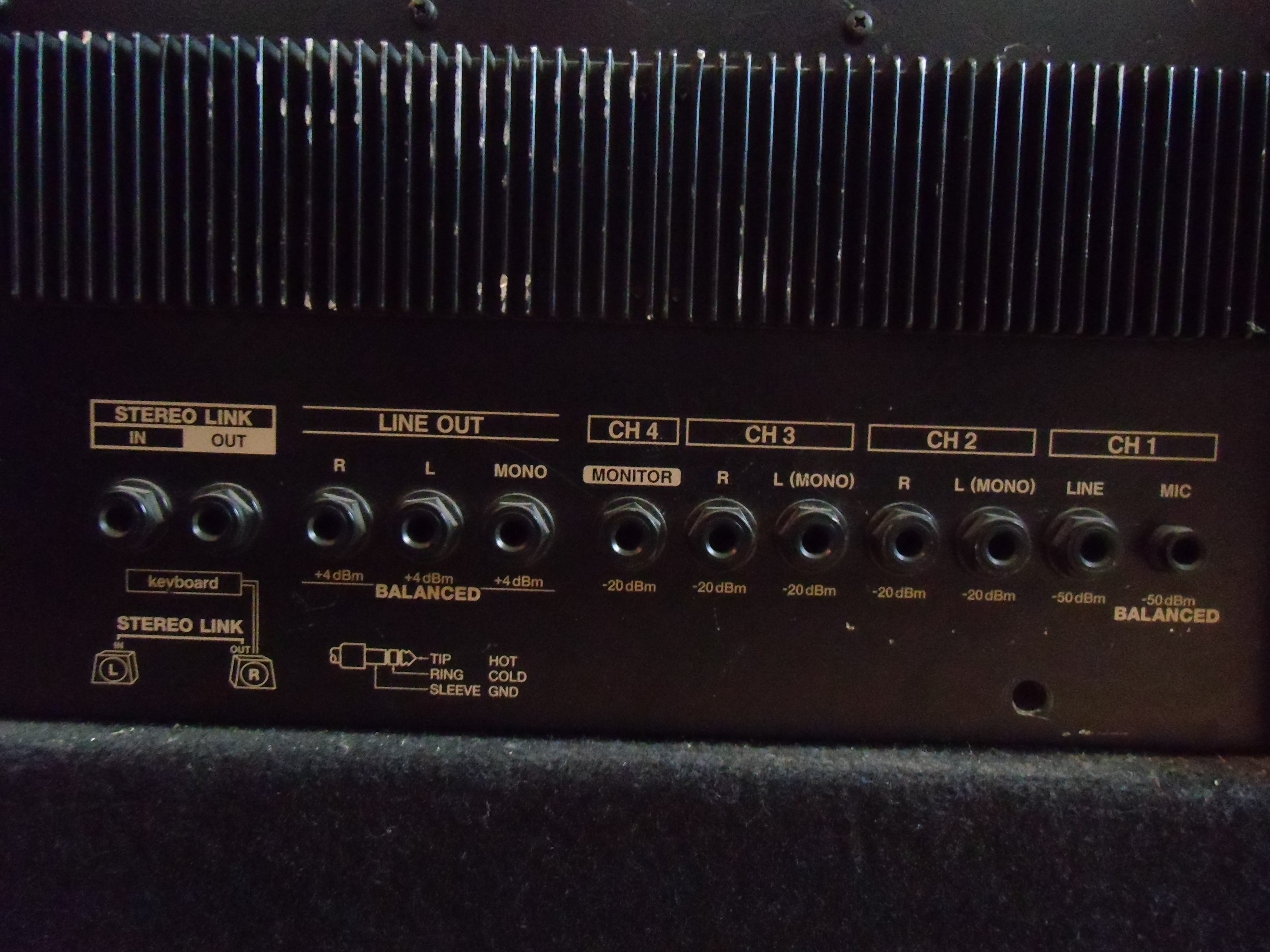 KC-300 - Roland KC-300 - Audiofanzine KC-300 - Roland KC-300 - Audiofanzine