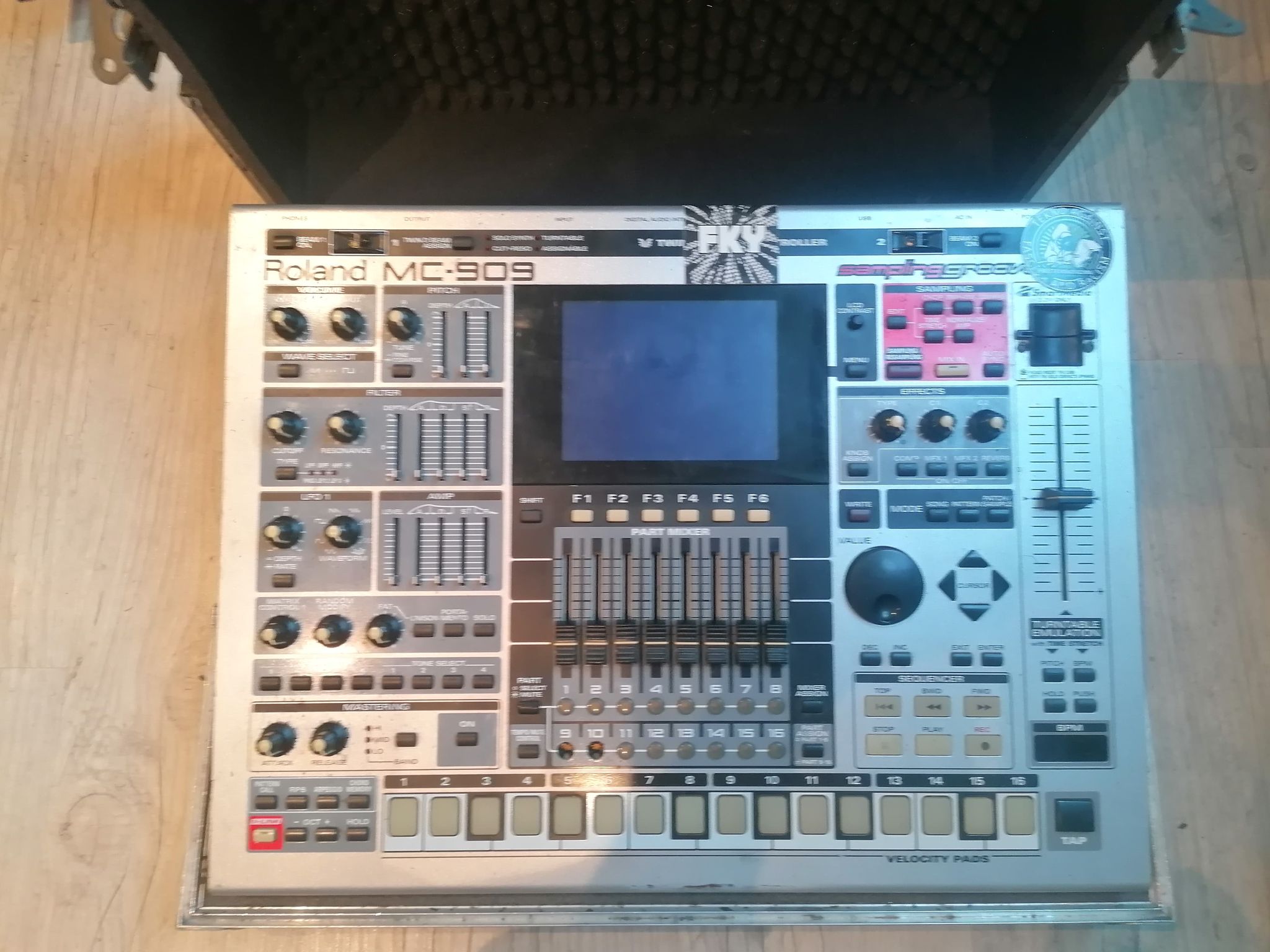 MC-909 Sampling Groovebox - Roland MC-909 Sampling Groovebox - Audiofanzine