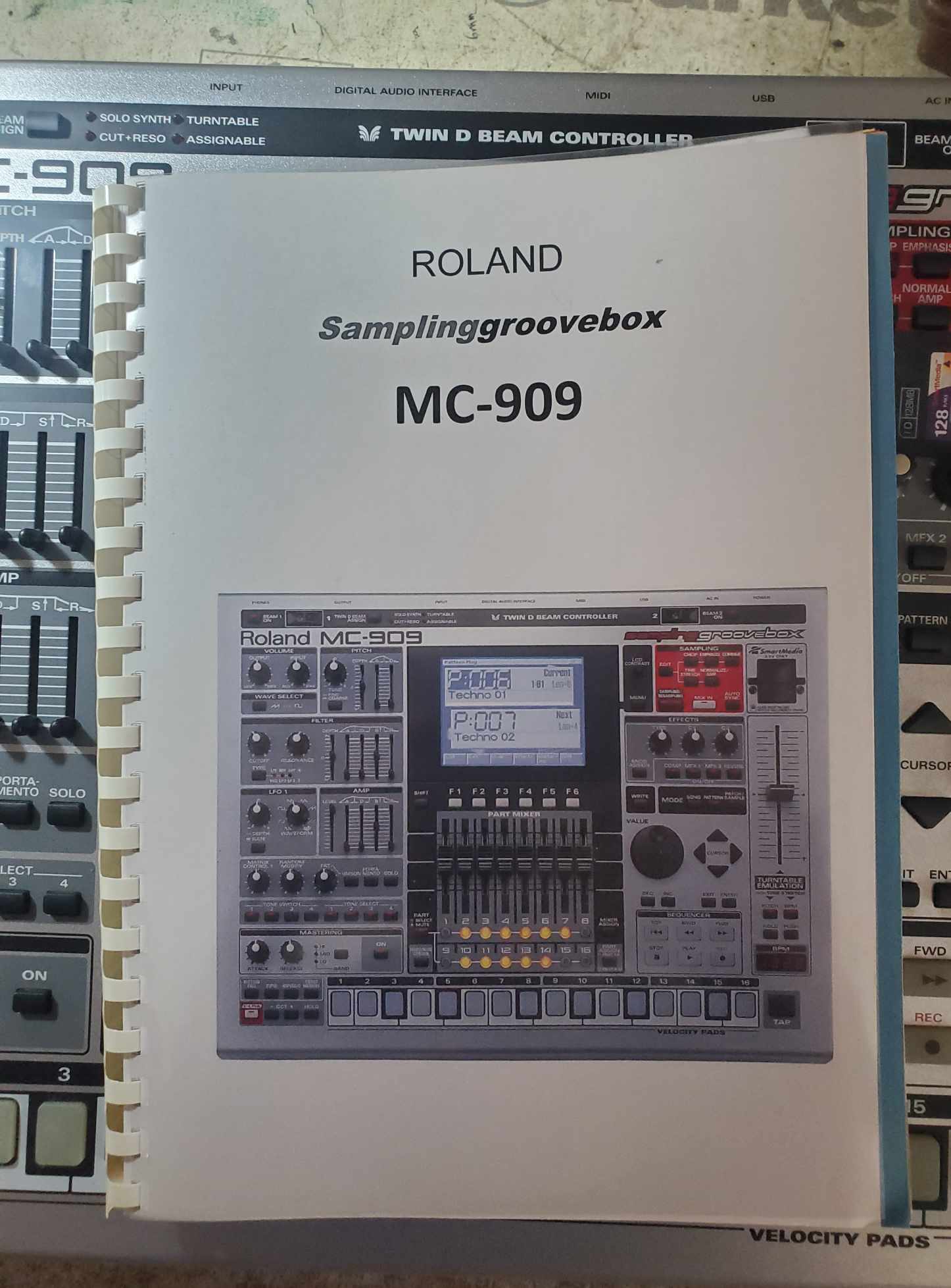 MC-909 Sampling Groovebox - Roland MC-909 Sampling Groovebox - Audiofanzine