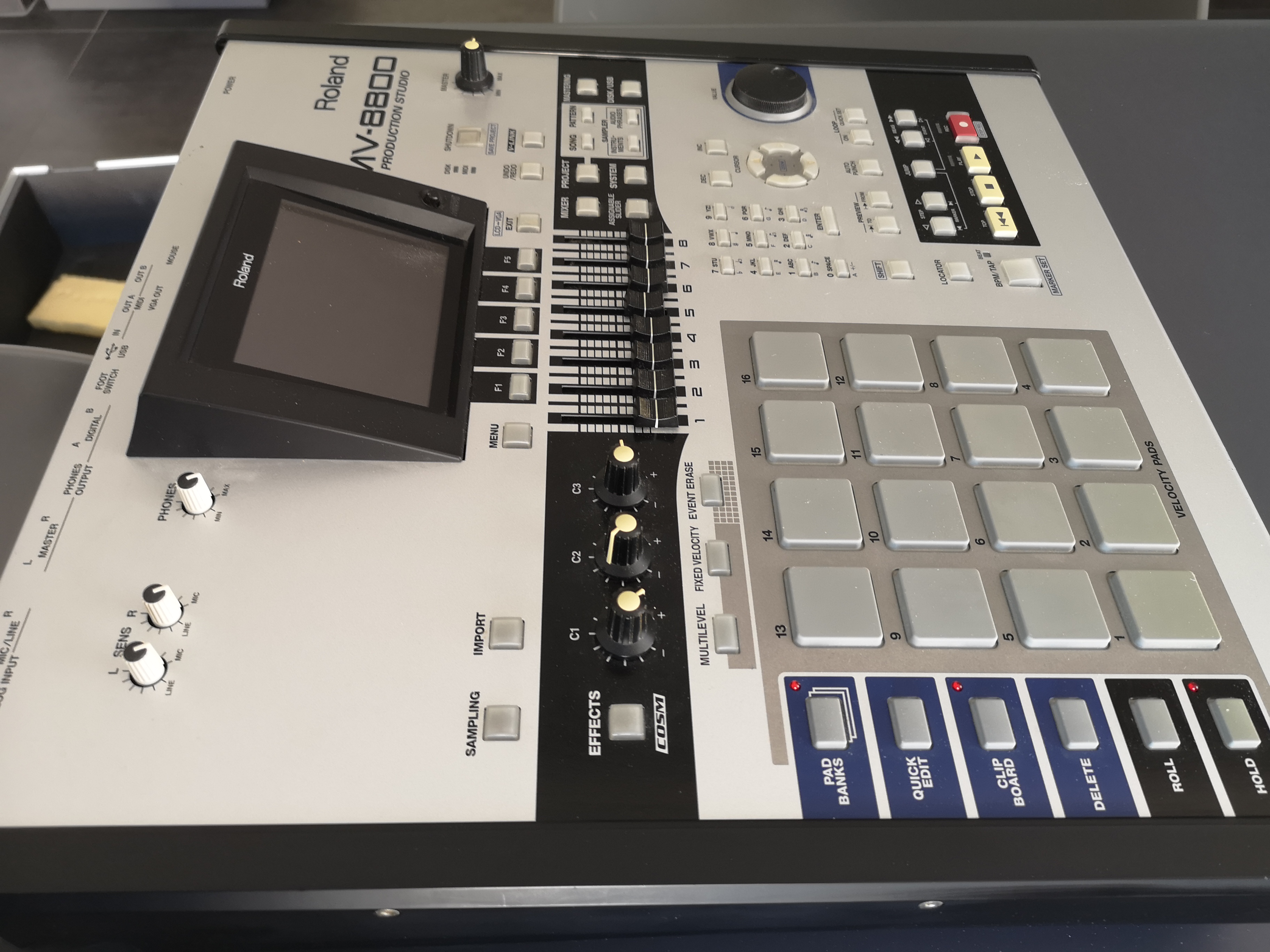 MV-8800 - Roland MV-8800 - Audiofanzine