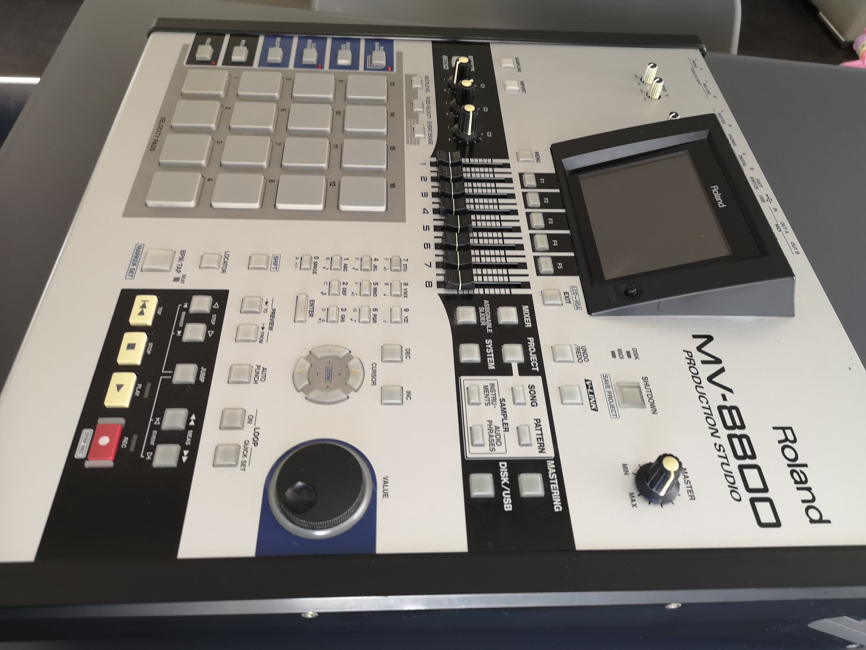 MV-8800 - Roland MV-8800 - Audiofanzine