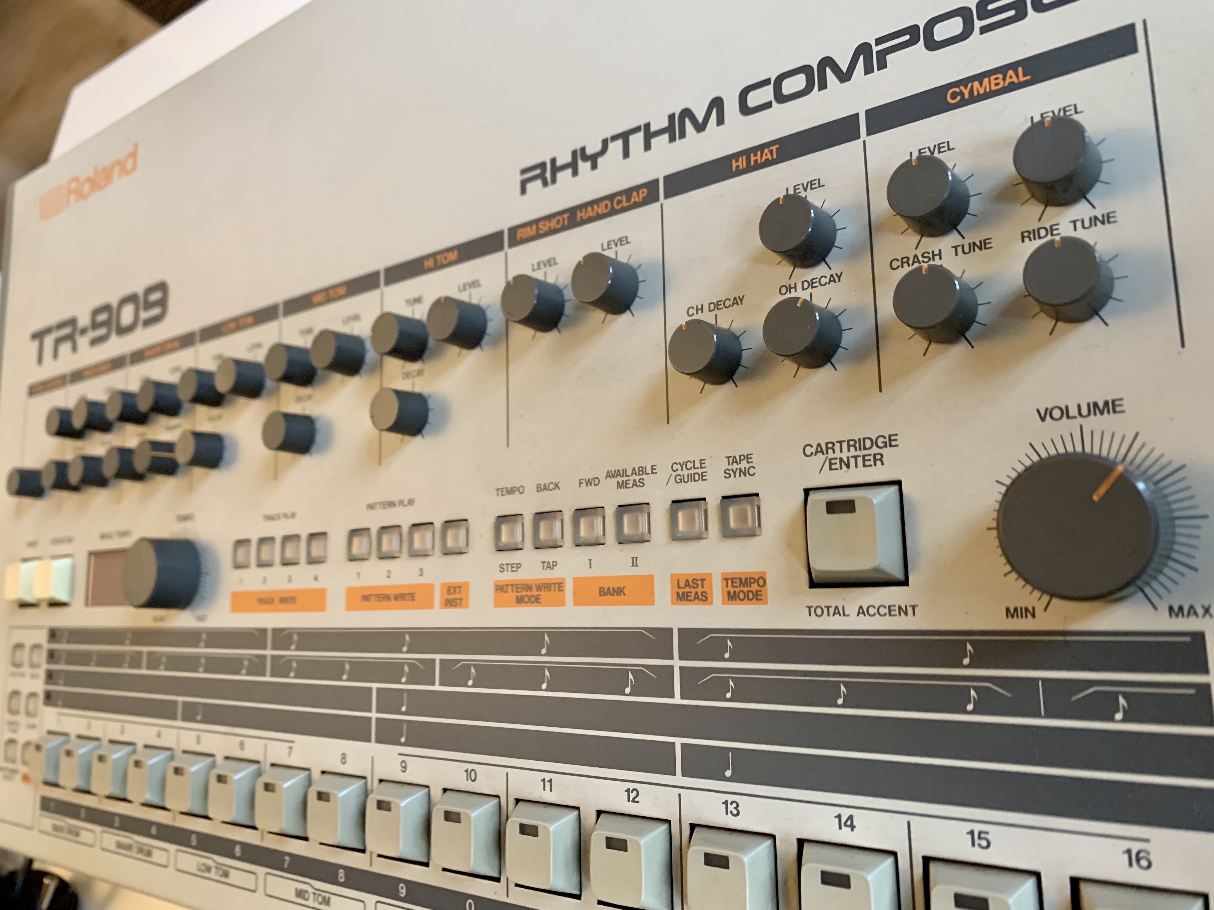 TR-909 - Roland TR-909 - Audiofanzine