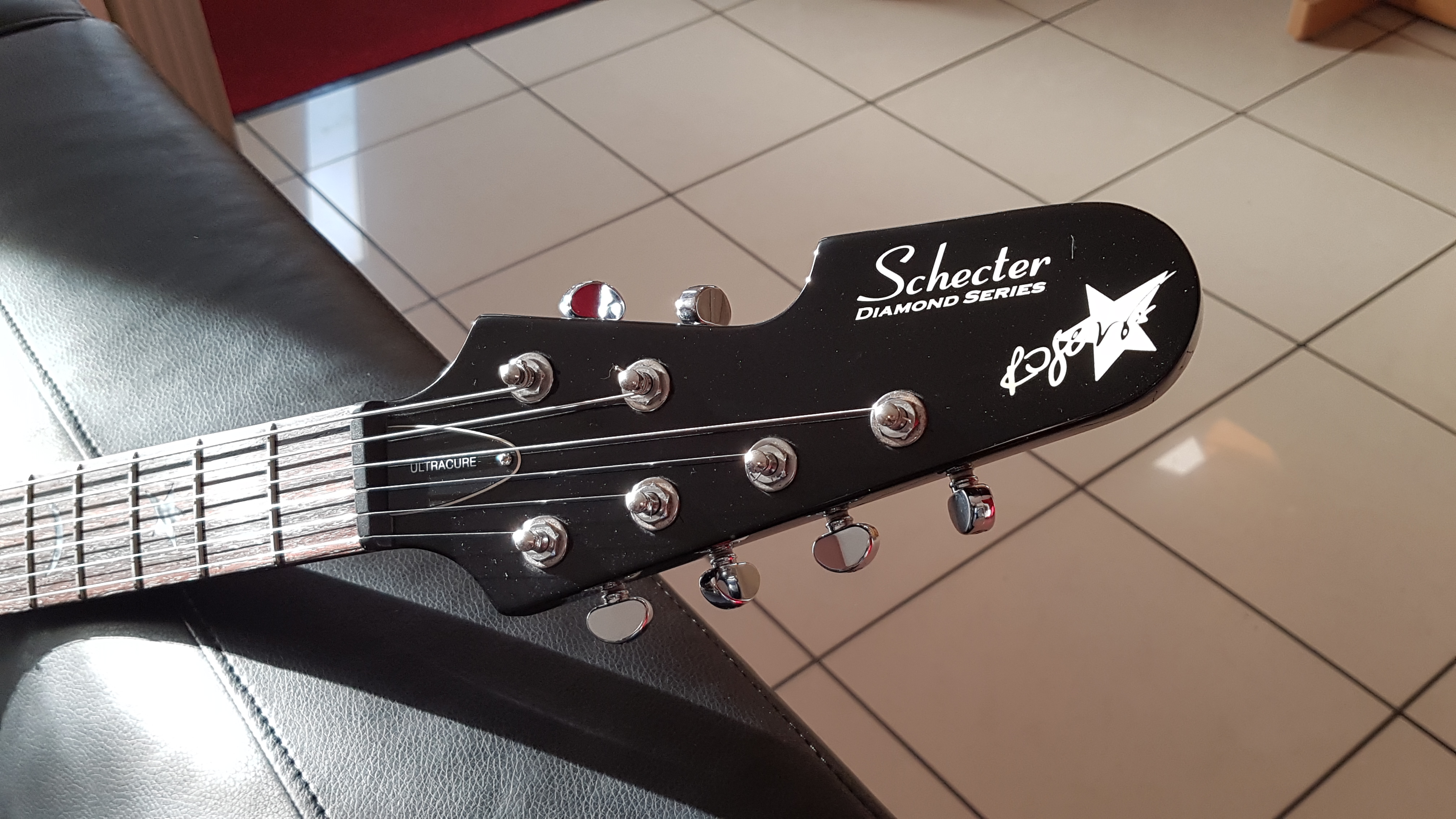 ROBERT SMITH ULTRA CURE - Schecter Robert Smith Ultra Cure - Audiofanzine