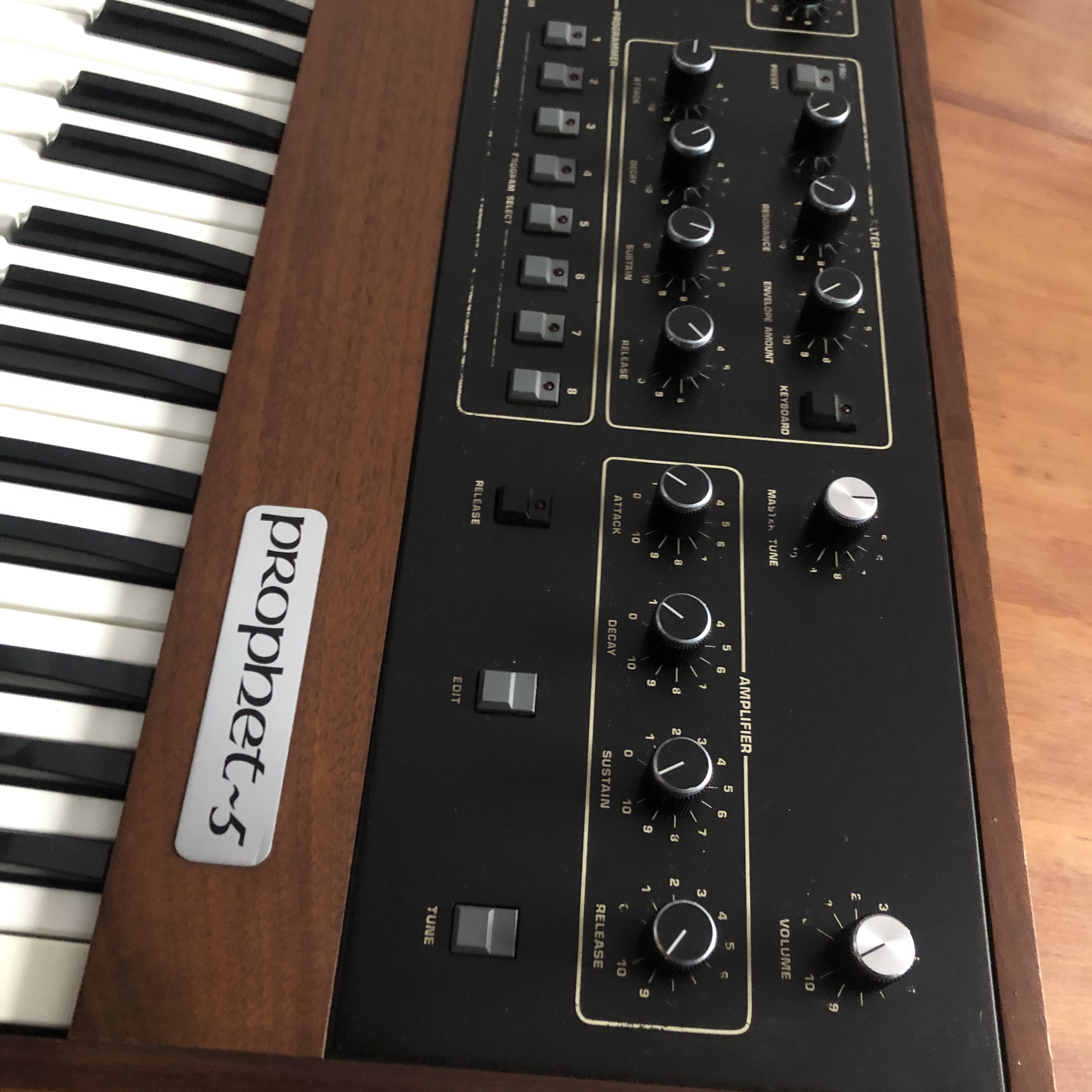 Prophet-5 Rev2 - Sequential Circuits Prophet-5 Rev2 - Audiofanzine