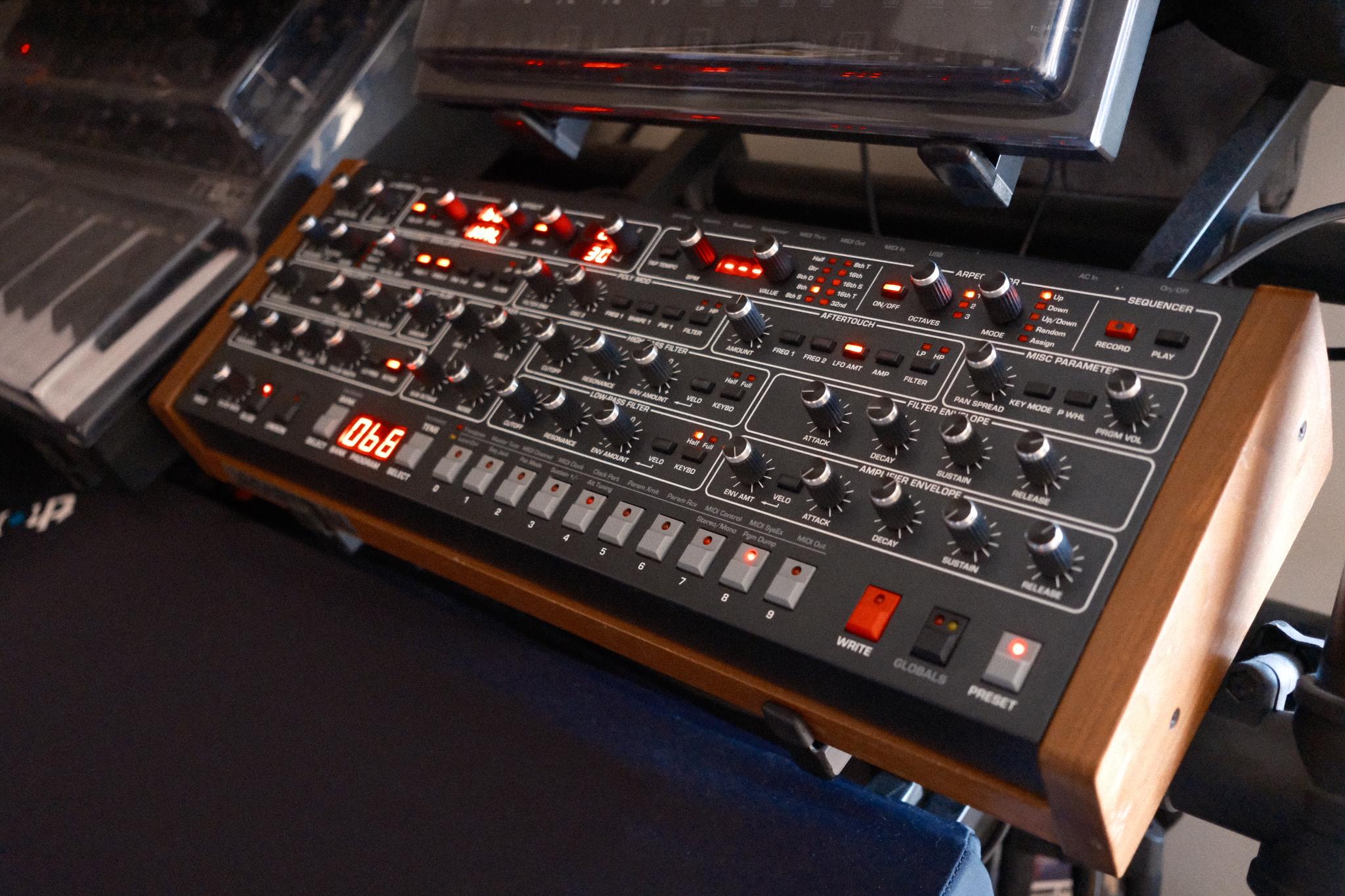 Sequential Prophet 6 Module + Decksaver occasion (Ile-de-France) - Audiofanzine