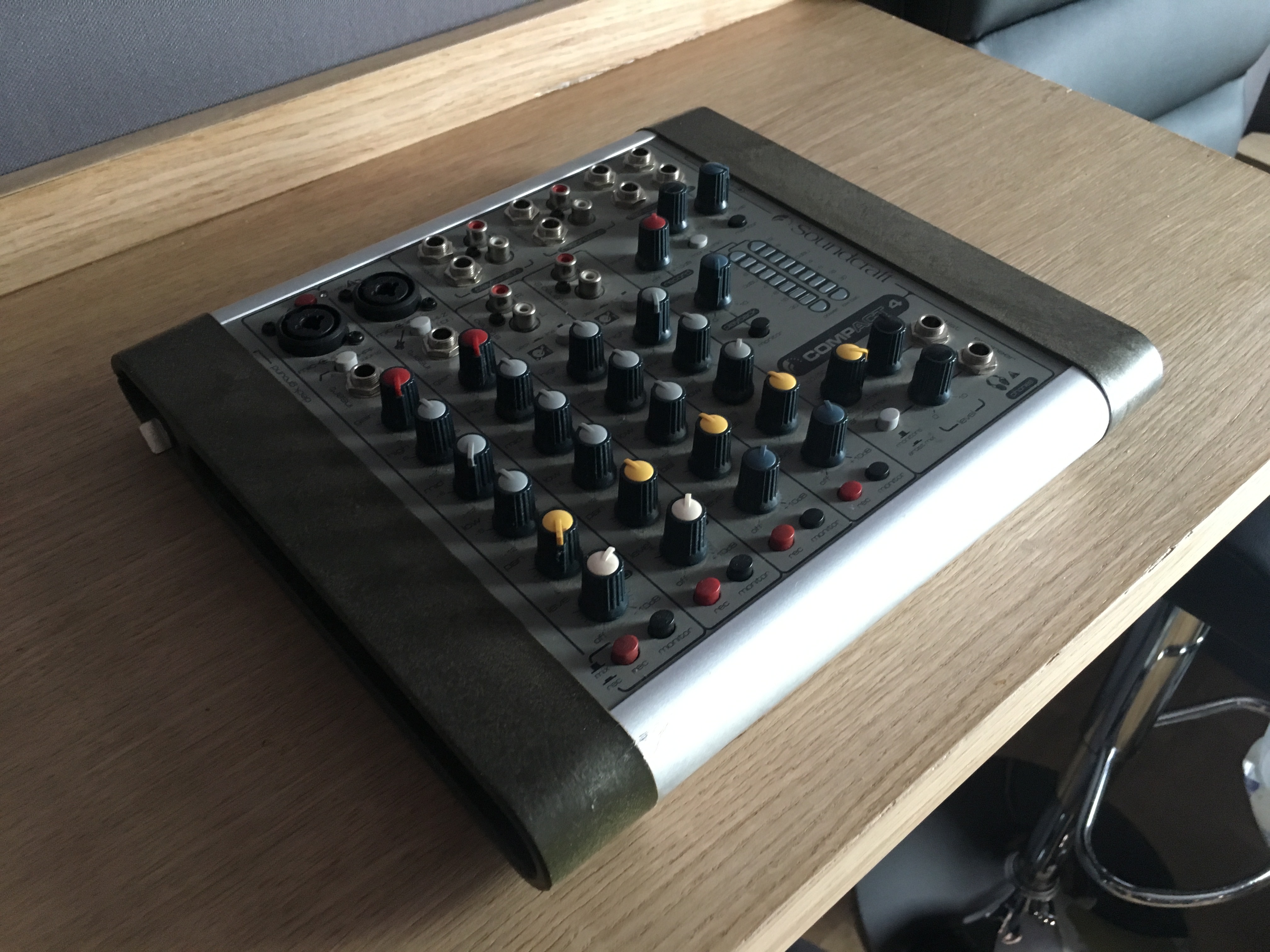 COMPACT 4 - Soundcraft Compact 4 - Audiofanzine