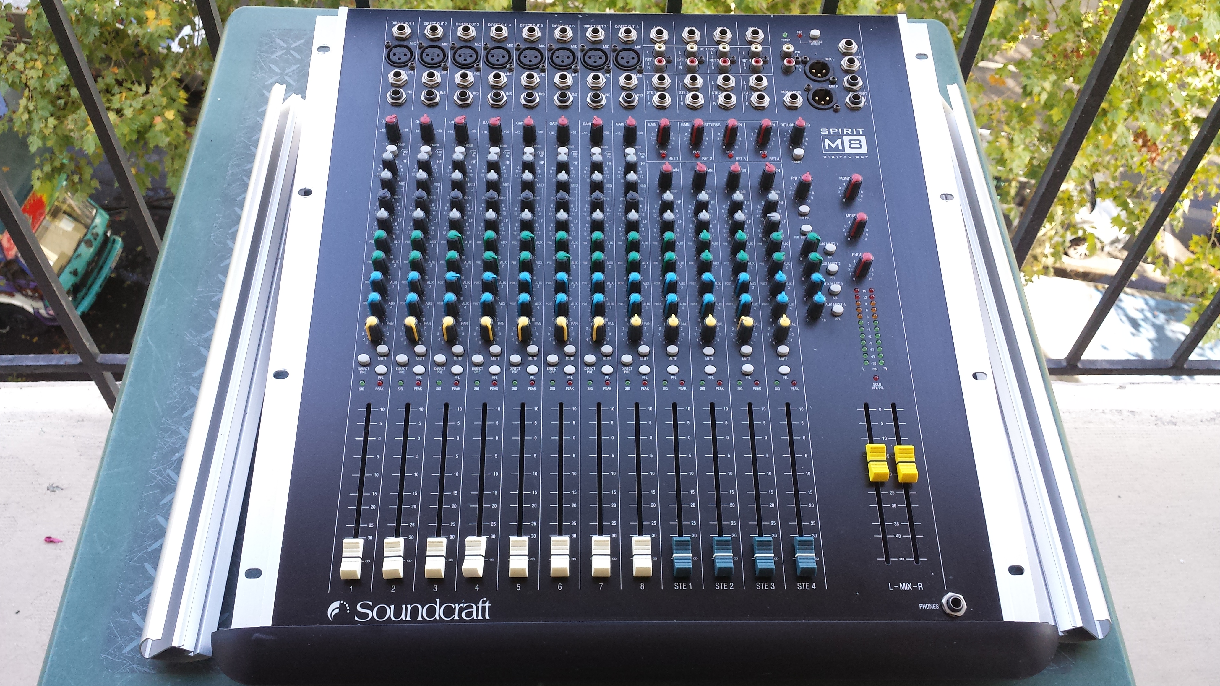 M8 - Soundcraft M8 - Audiofanzine