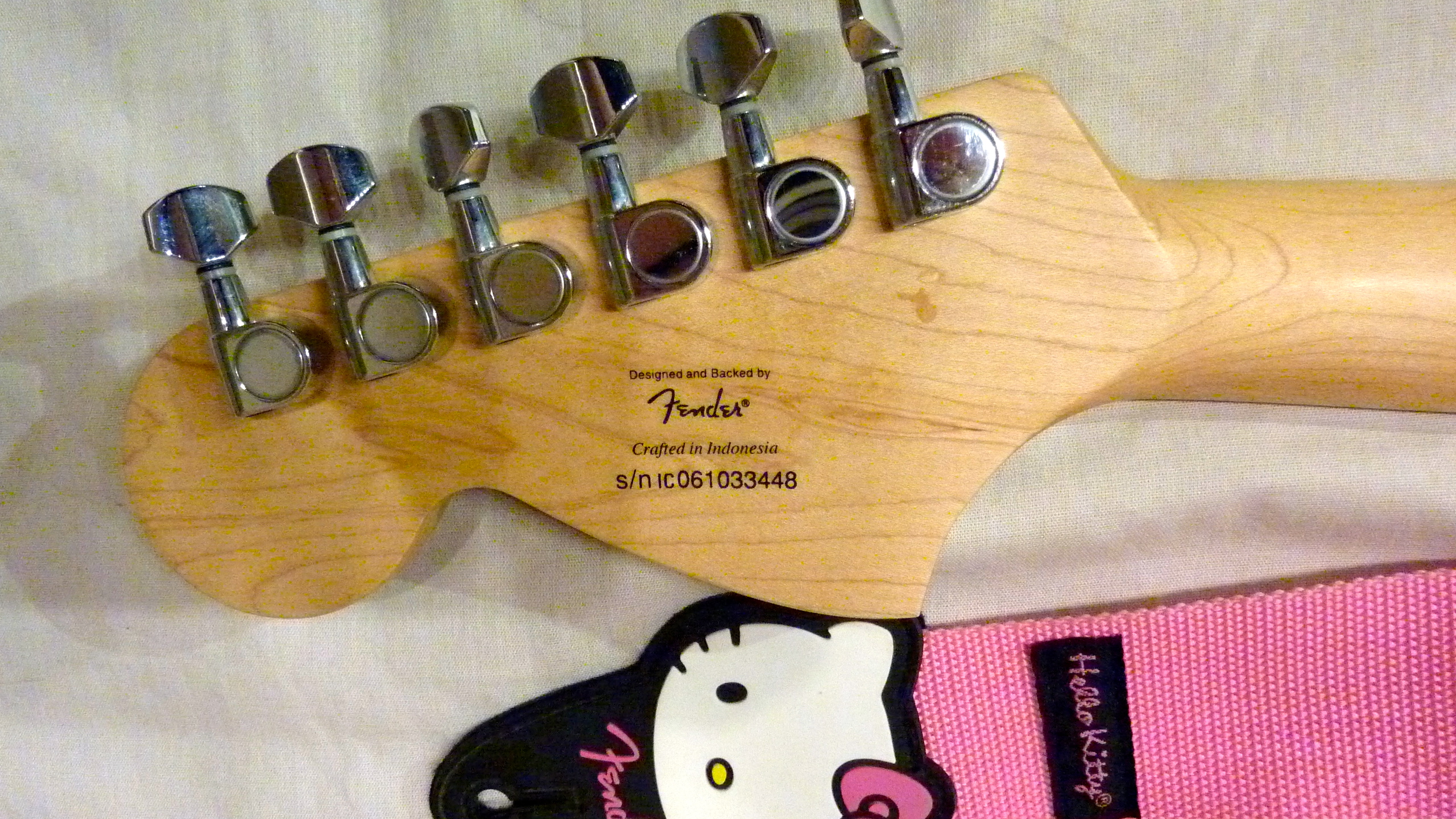 HELLO KITTY STRAT - Squier Hello Kitty Strat - Audiofanzine
