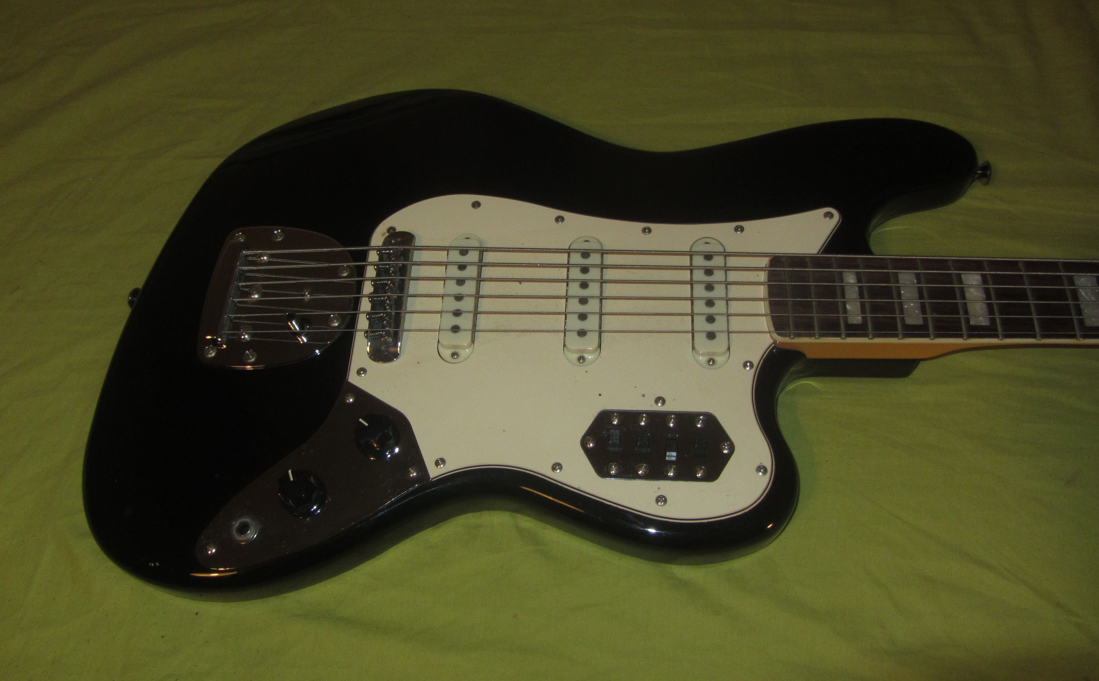 Vintage Modified Bass VI - Squier Vintage Modified Bass VI - Audiofanzine