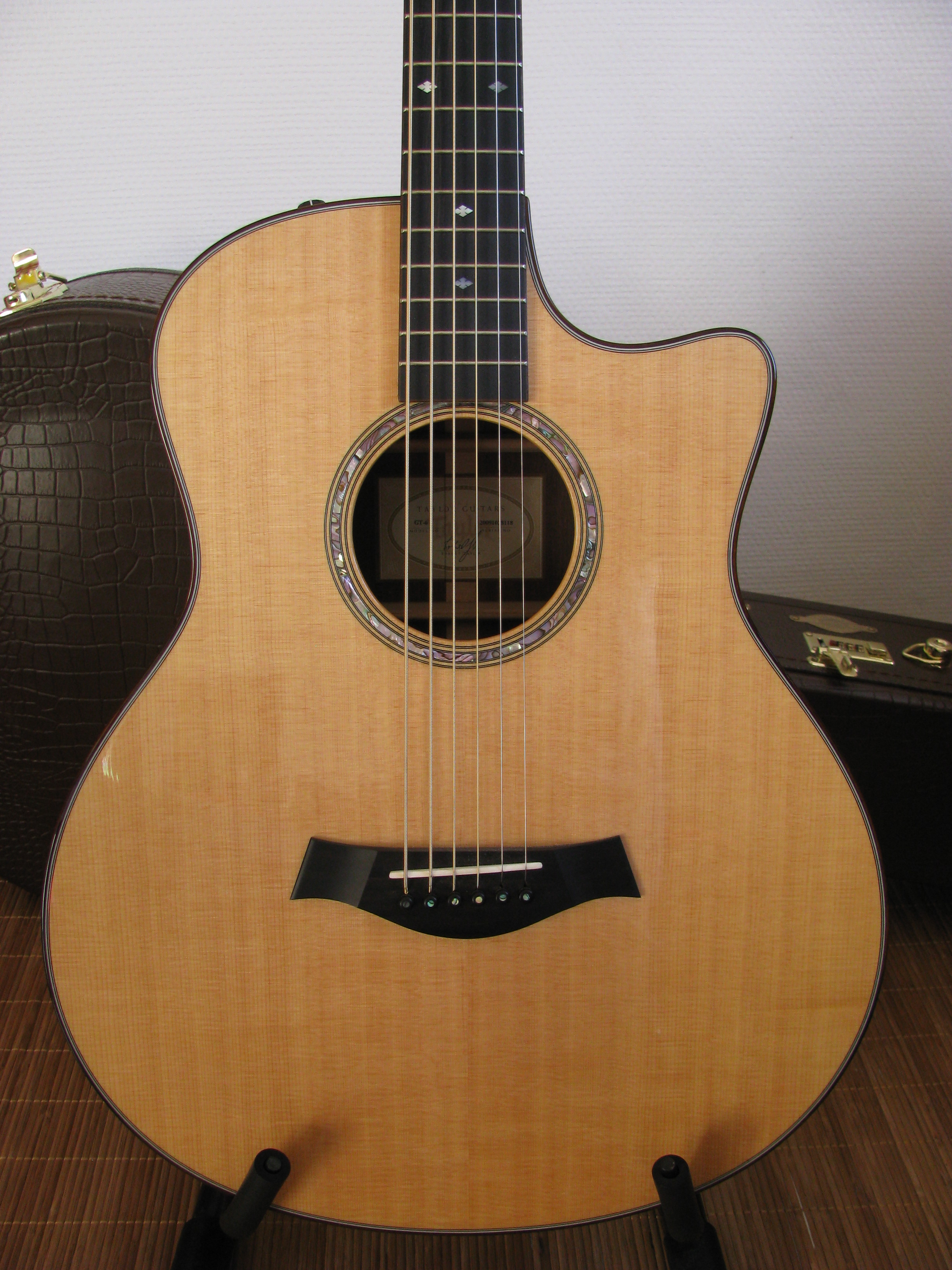 Baritone-6 - Taylor Baritone-6 - Audiofanzine