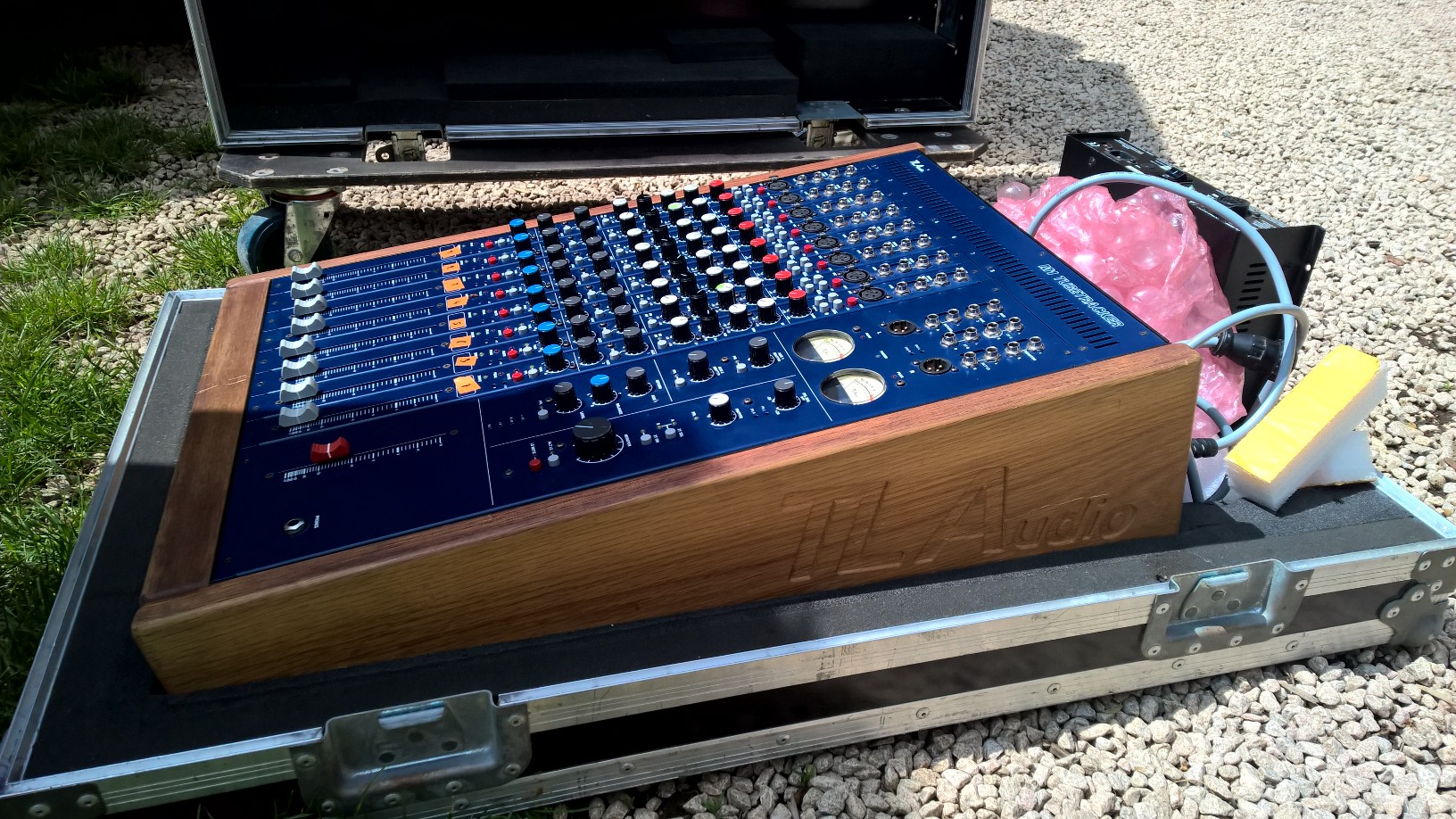 M1 8-Channel Tubetracker Mixer TL Audio - Audiofanzine