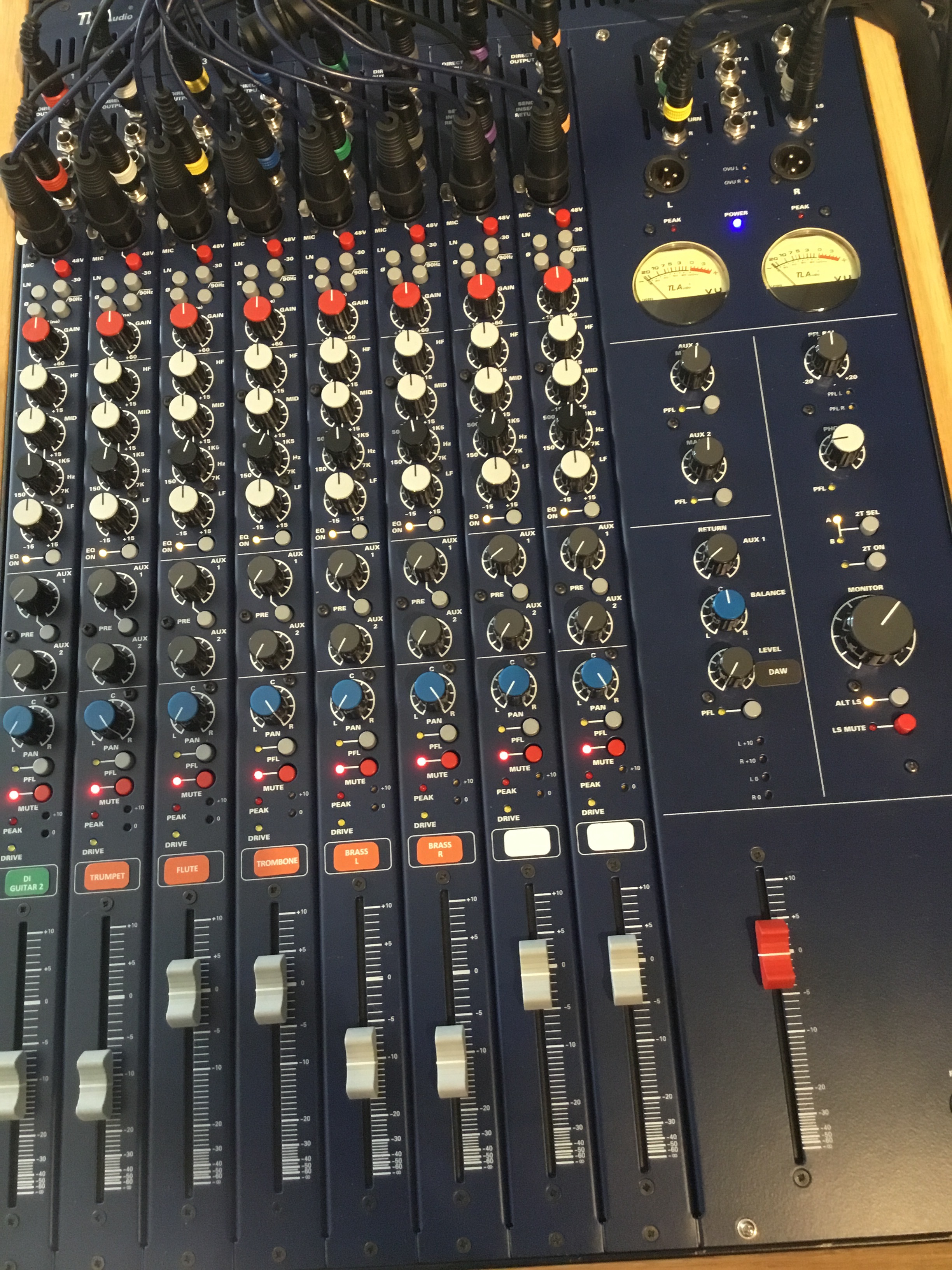 M1 8-Channel Tubetracker Mixer TL Audio - Audiofanzine