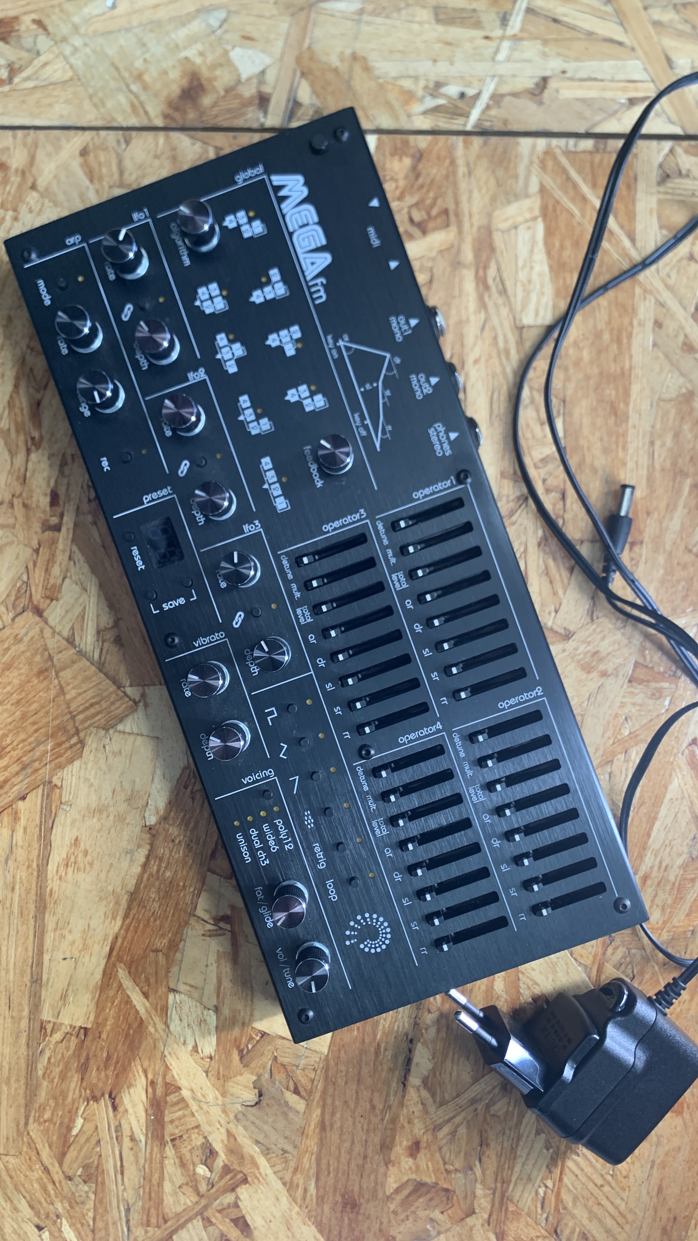 MEGAfm - Twisted Electrons MEGAfm - Audiofanzine