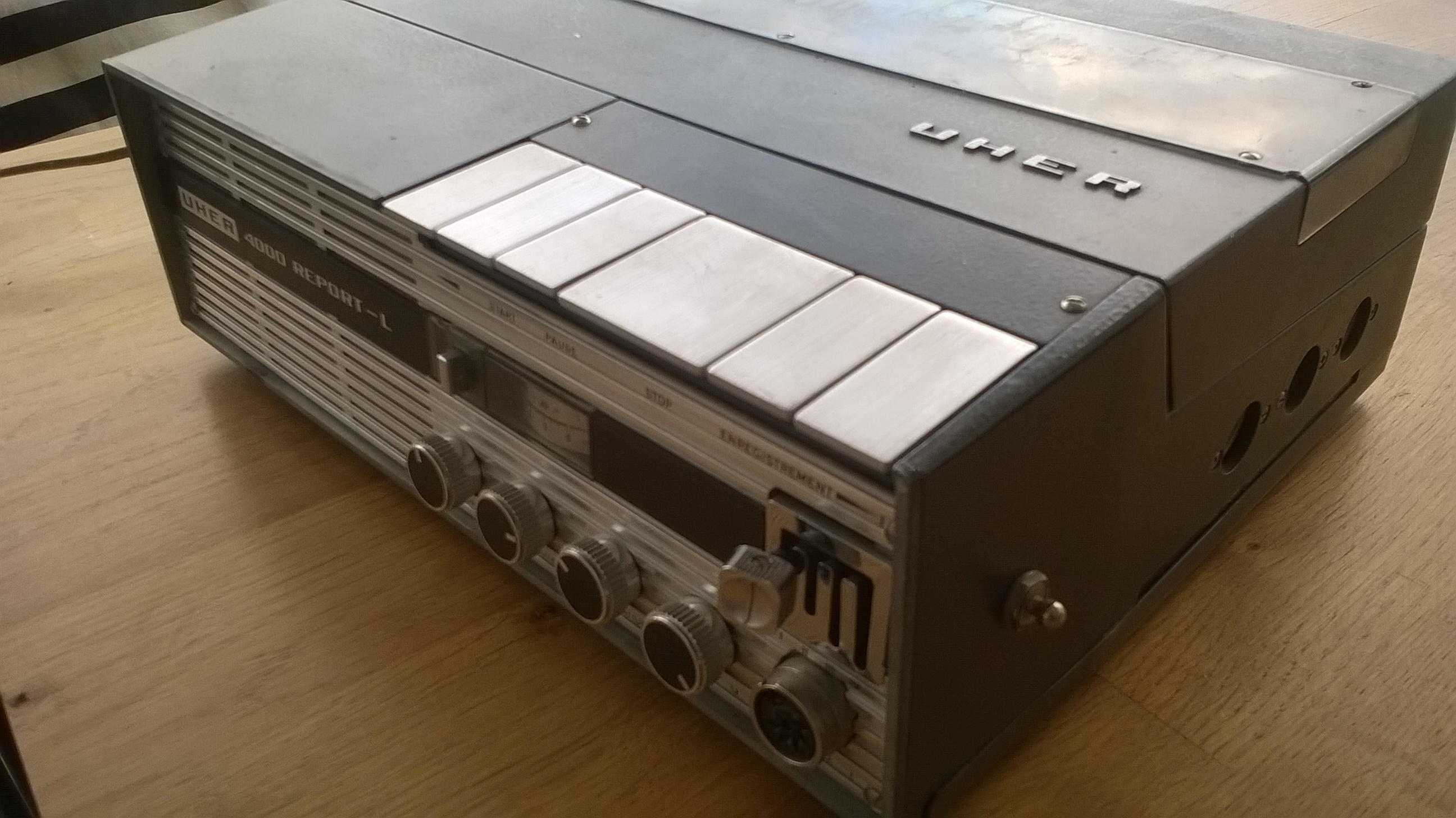 4400 REPORTER MONITOR - Uher 4400 REPORTER MONITOR - Audiofanzine