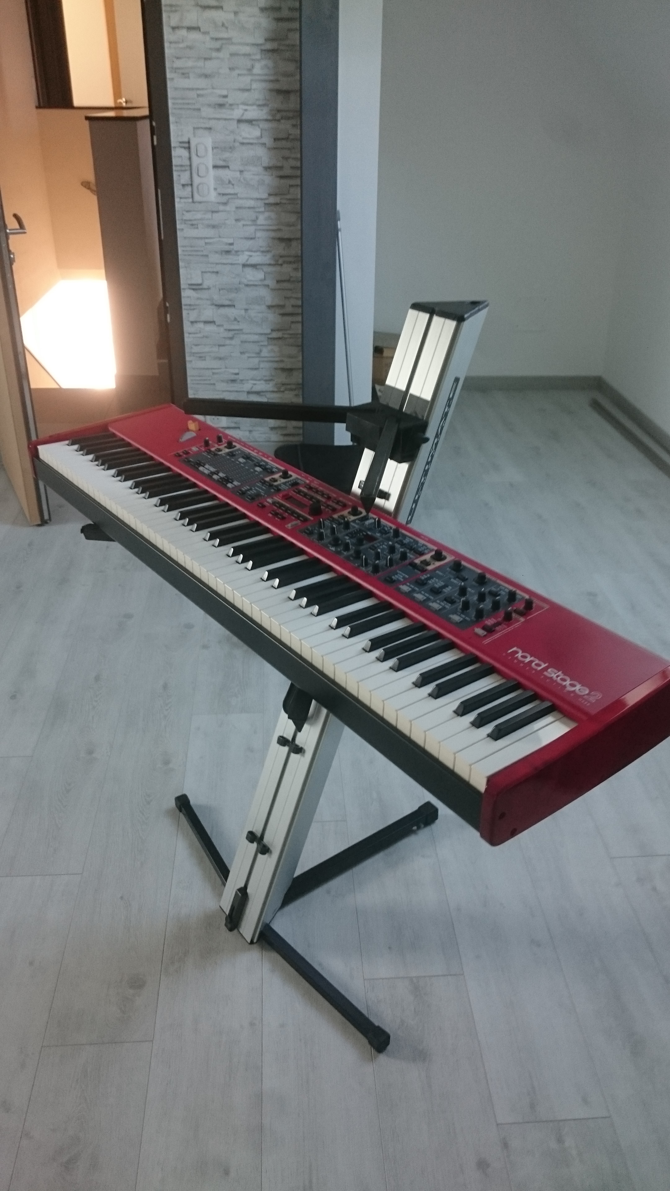 APEX AX-48 - SILVER - Ultimate Support APEX AX-48 - Silver - Audiofanzine