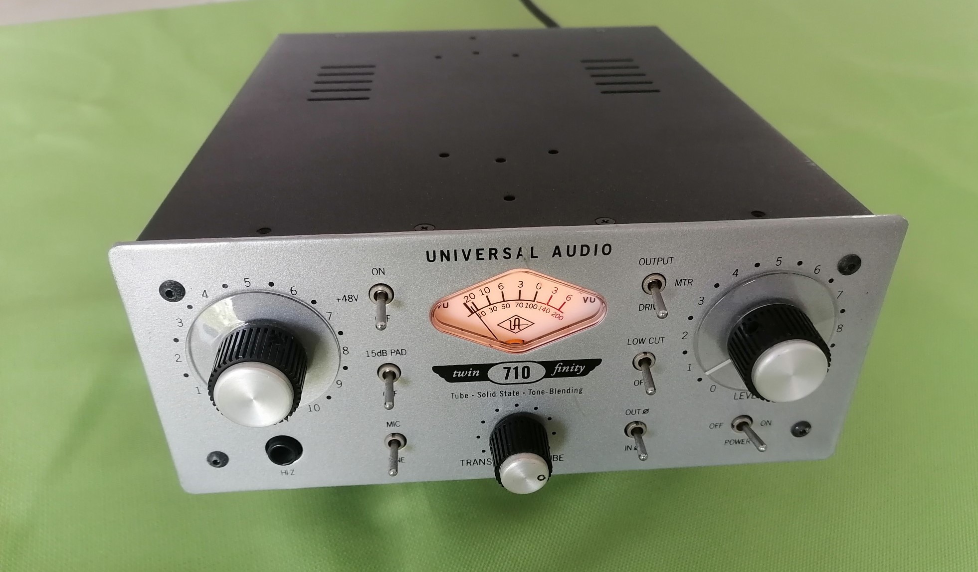 710 Twin-Finity - Universal Audio 710 Twin-Finity - Audiofanzine