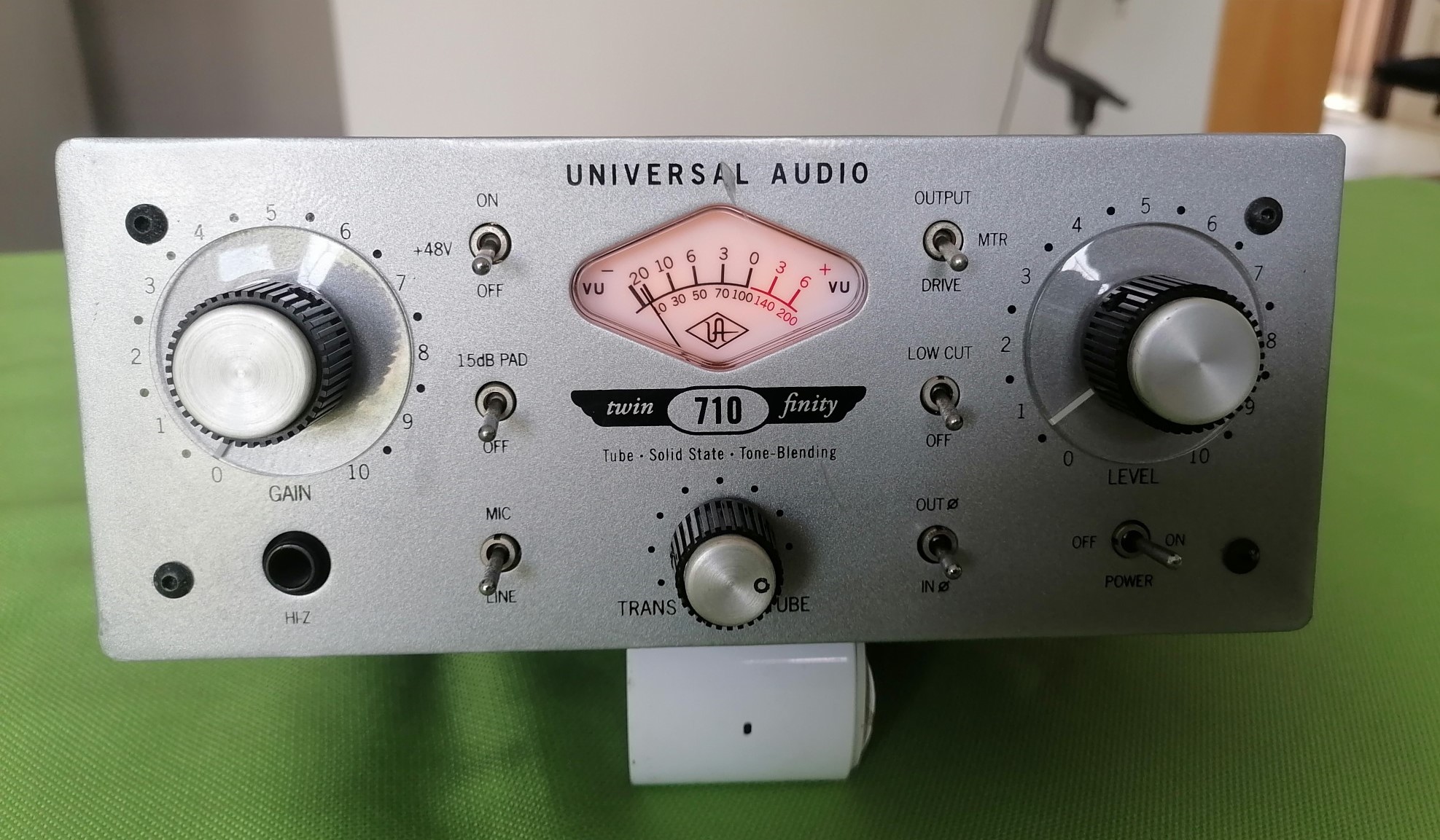 710 Twin-Finity - Universal Audio 710 Twin-Finity - Audiofanzine