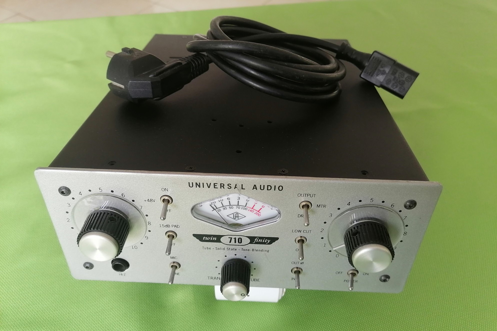 710 Twin-Finity - Universal Audio 710 Twin-Finity - Audiofanzine