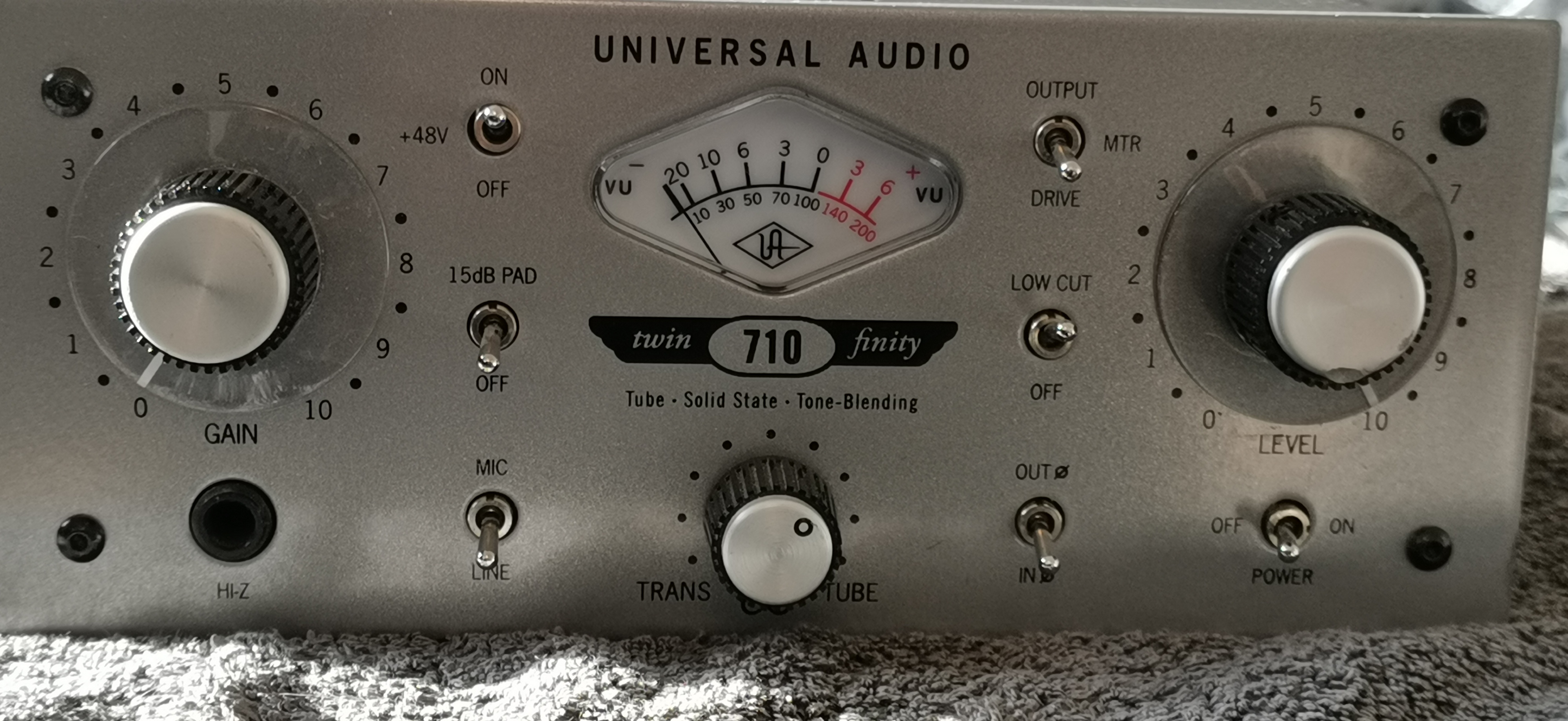 710 Twin-Finity - Universal Audio 710 Twin-Finity - Audiofanzine