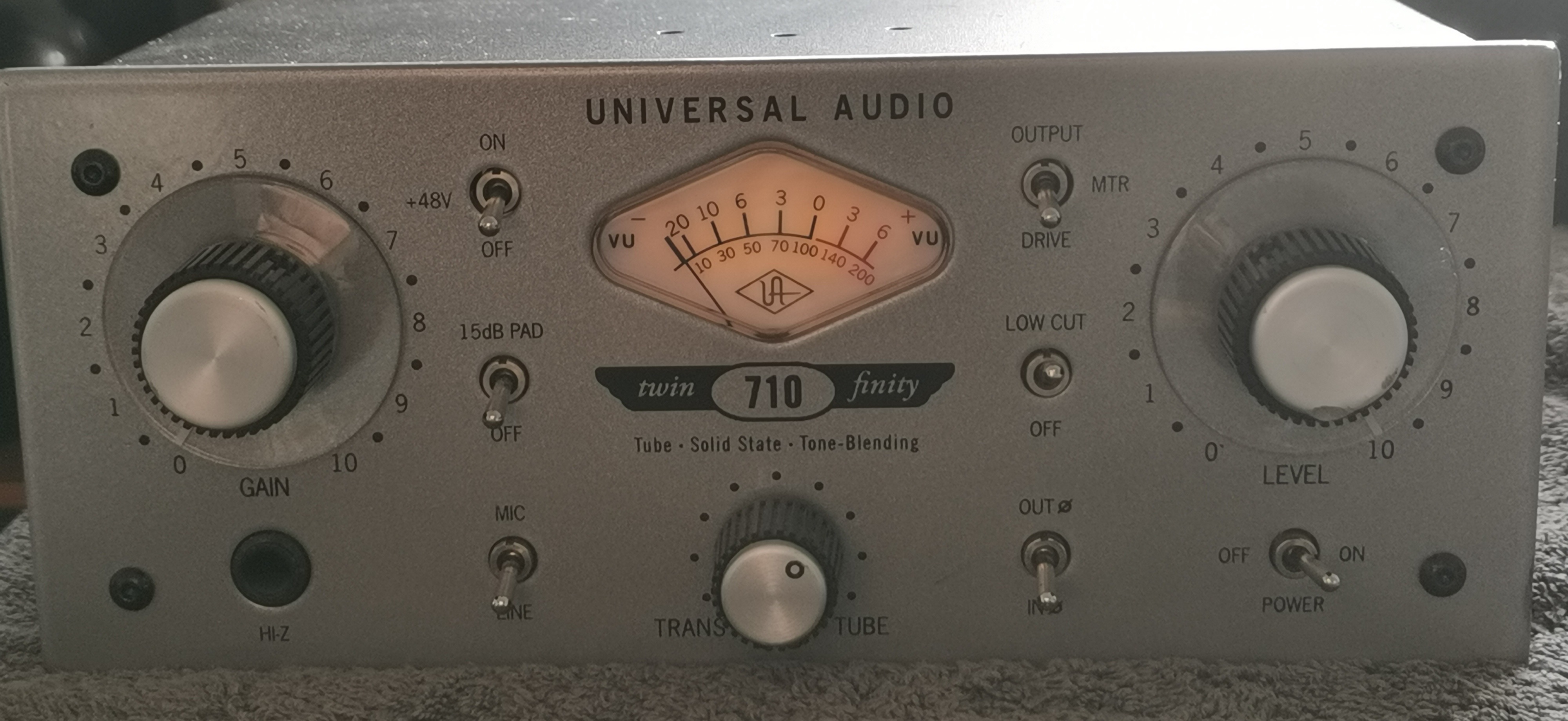 710 Twin-Finity - Universal Audio 710 Twin-Finity - Audiofanzine