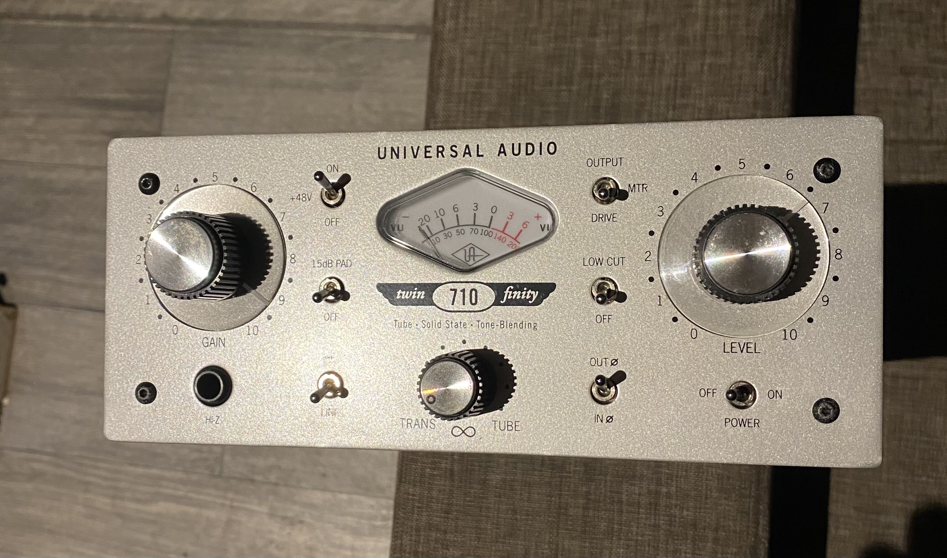 710 Twin-Finity - Universal Audio 710 Twin-Finity - Audiofanzine