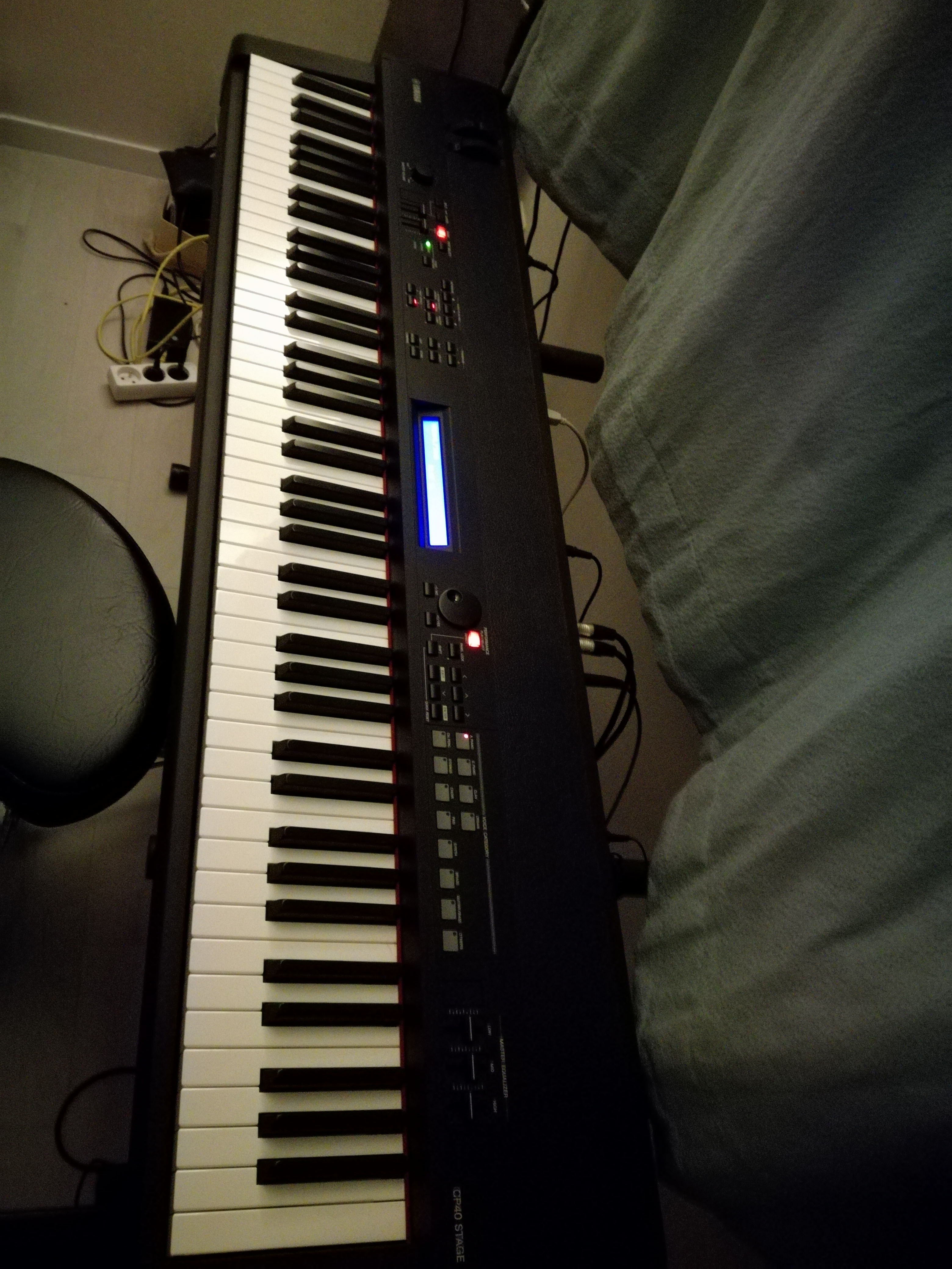 CP40 STAGE - Yamaha CP40 Stage - Audiofanzine